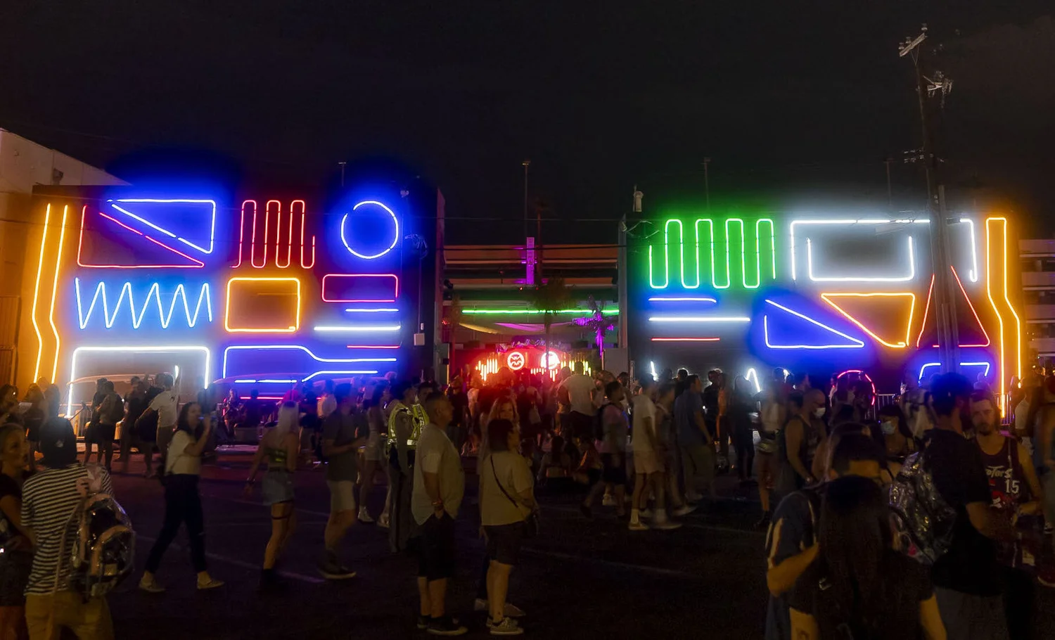 INTERACTIVE NEON MURAL IN DOWNTOWN LAS VEGAS — Justkids