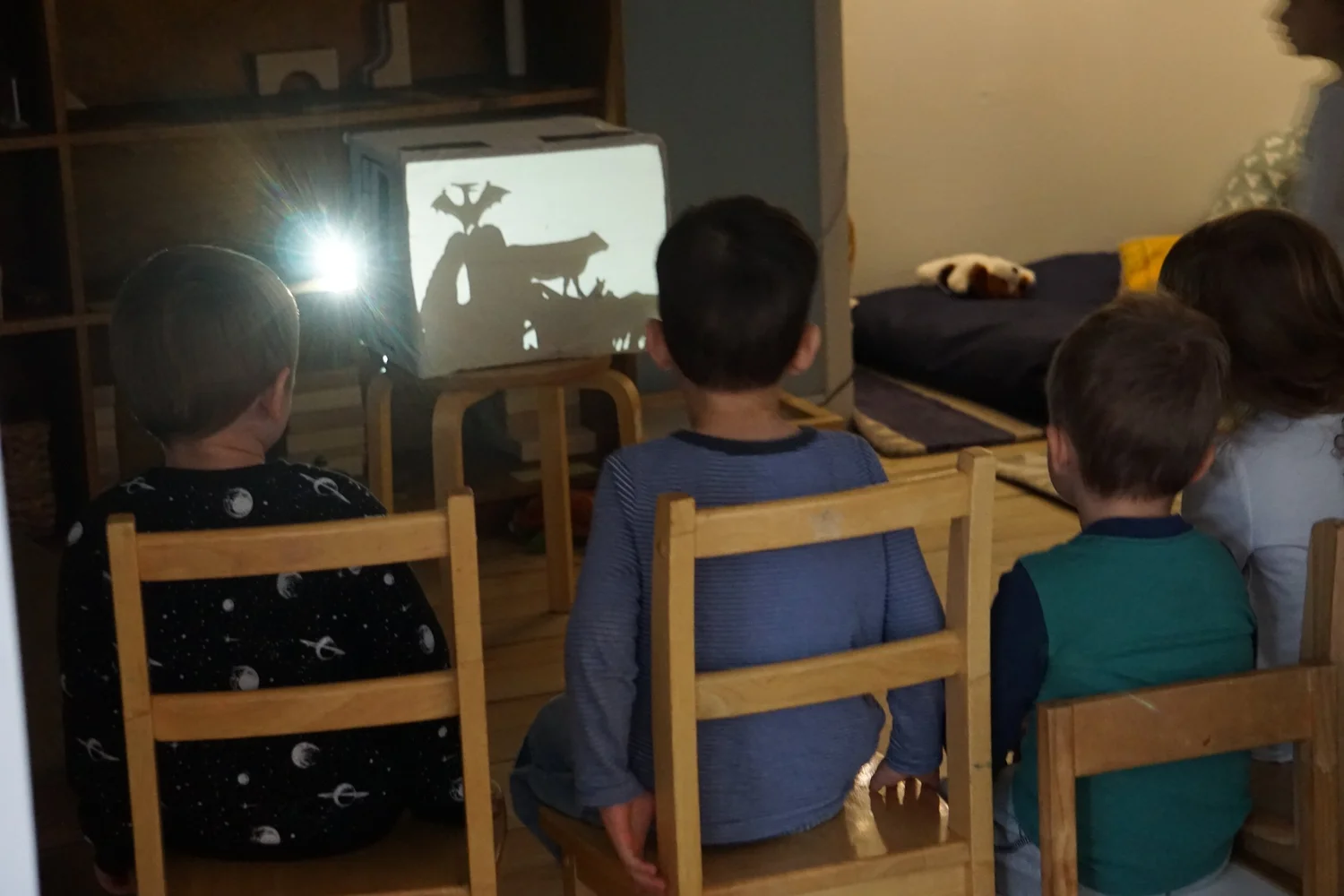 How to Use Light and Shadow in a Reggio-Inspired Classroom — Reggio ...