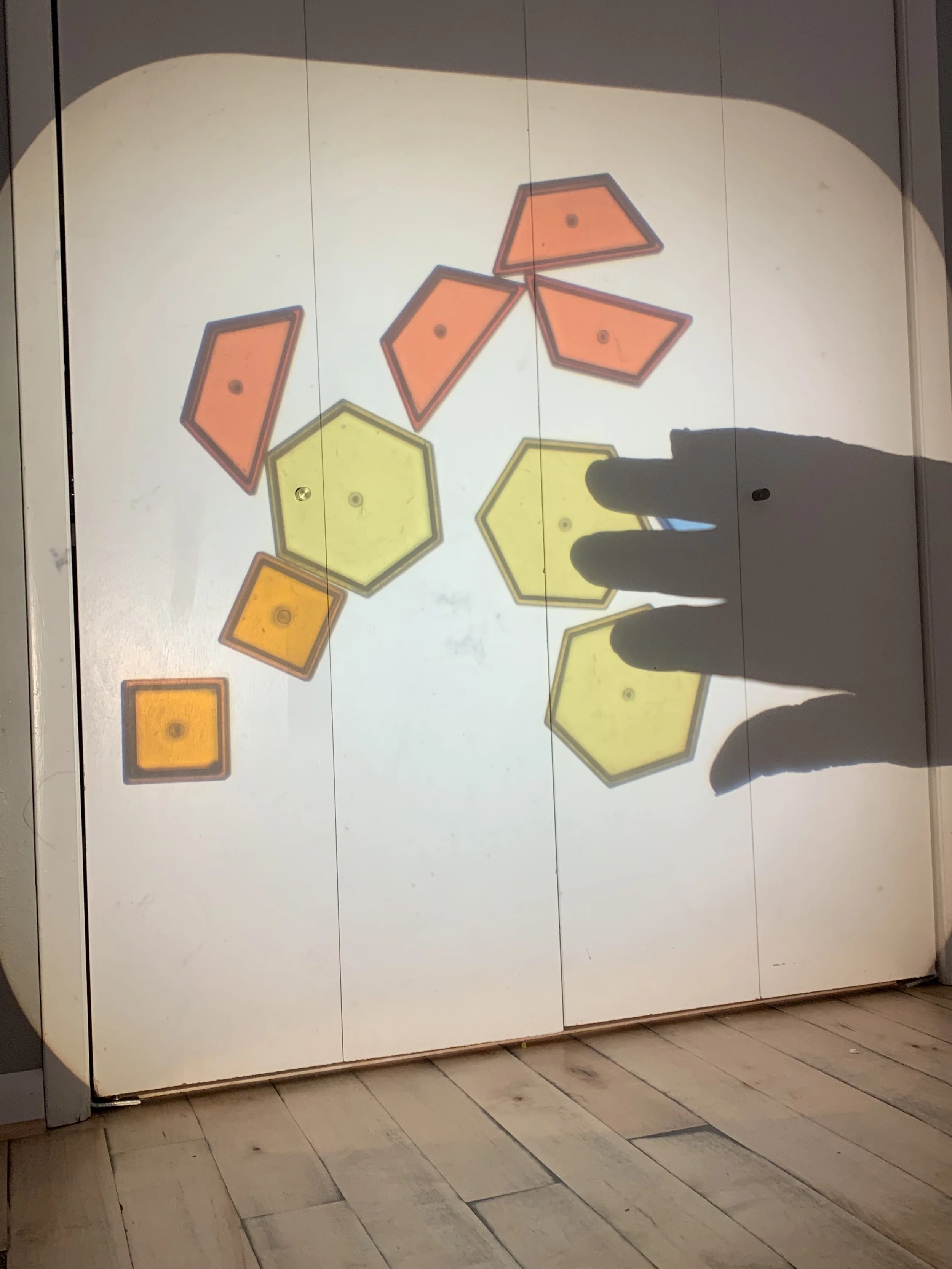 How to Use Light and Shadow in a Reggio-Inspired Classroom — Reggio ...