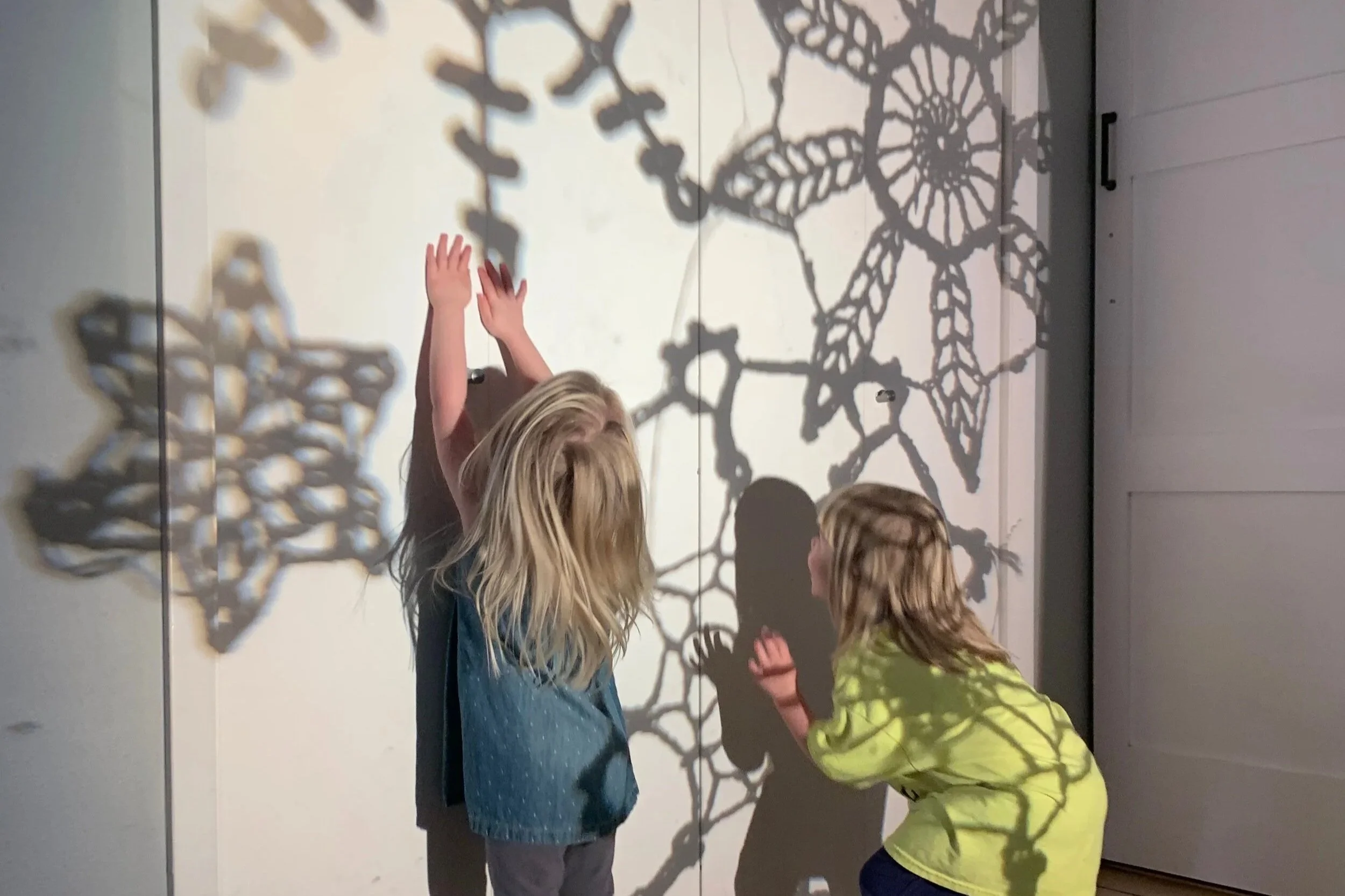 How to Use Light and Shadow in a Reggio-Inspired Classroom — Reggio ...
