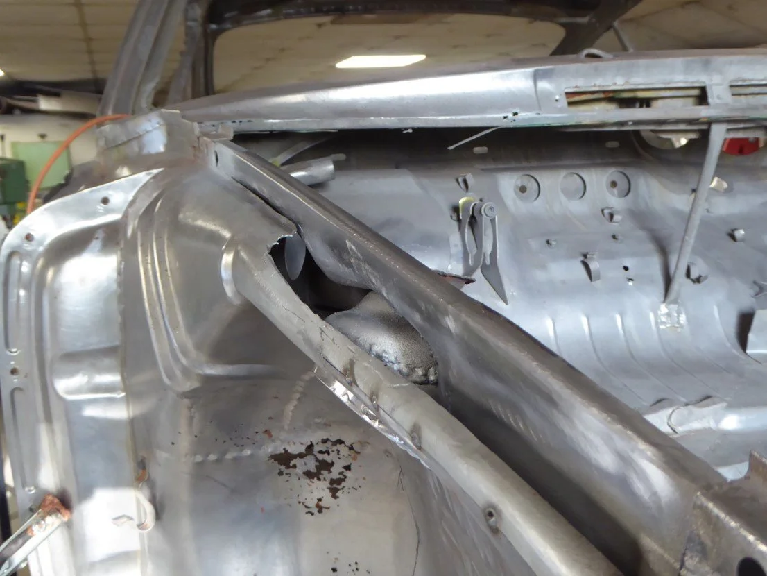 RHF inner Wing: Repairs Under Way — Restoration — 1970 Porsche 911 S