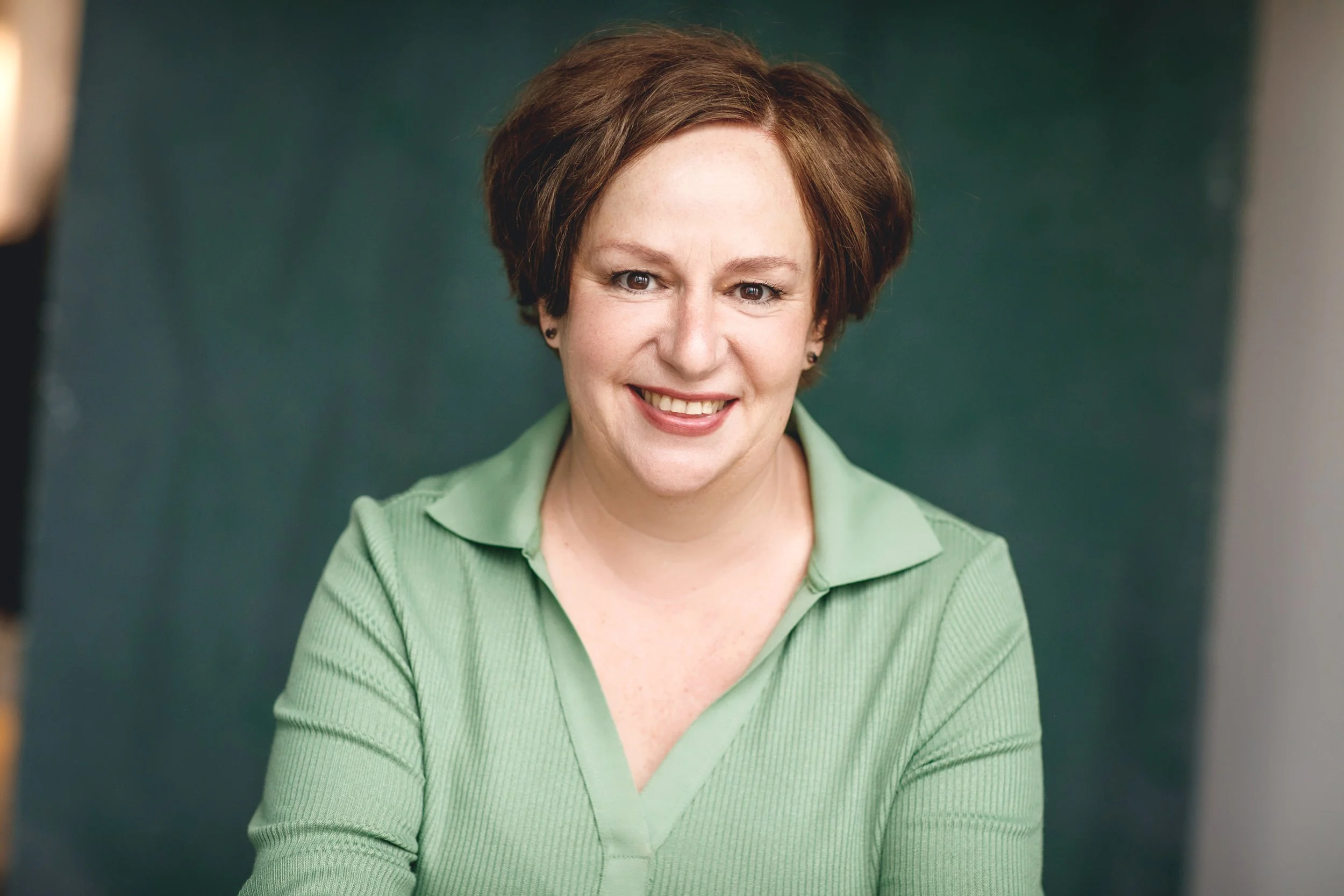 Urovekkende og finurlig familiemysterium — Bak omslaget