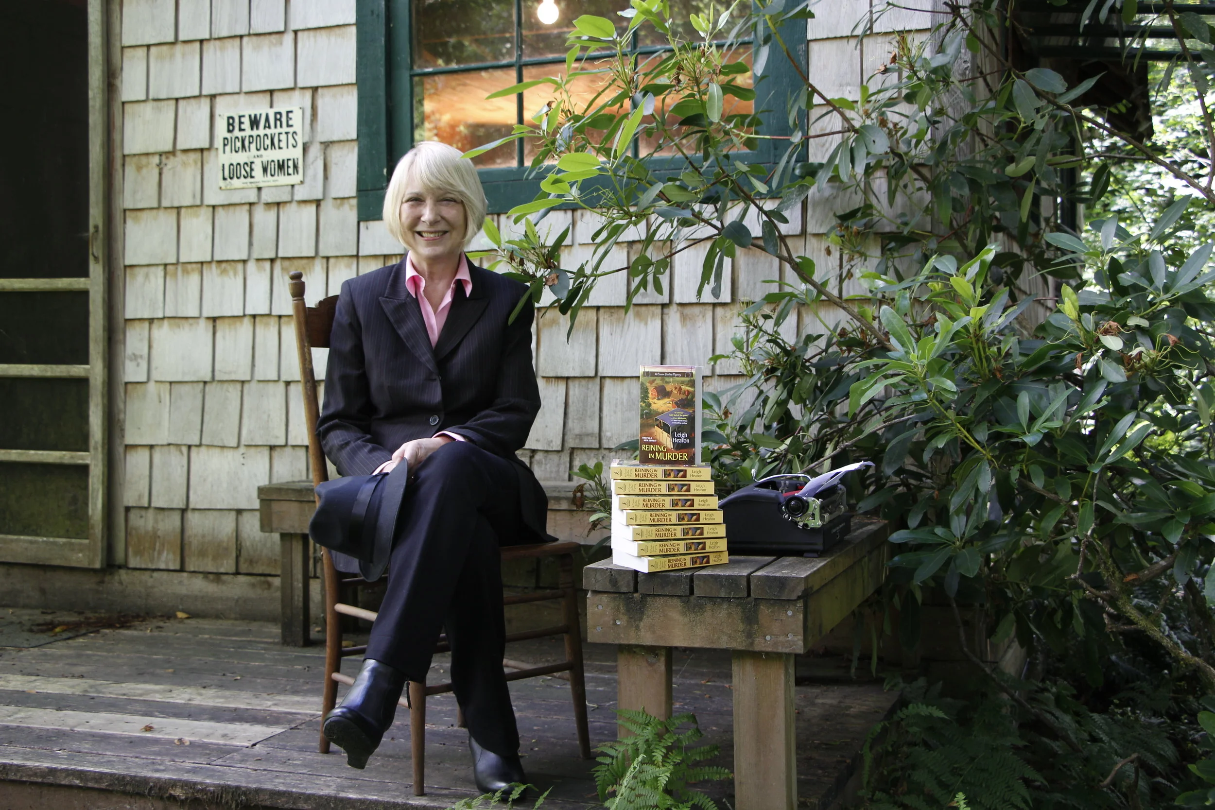 About — Leigh Hearon Mystery Writer