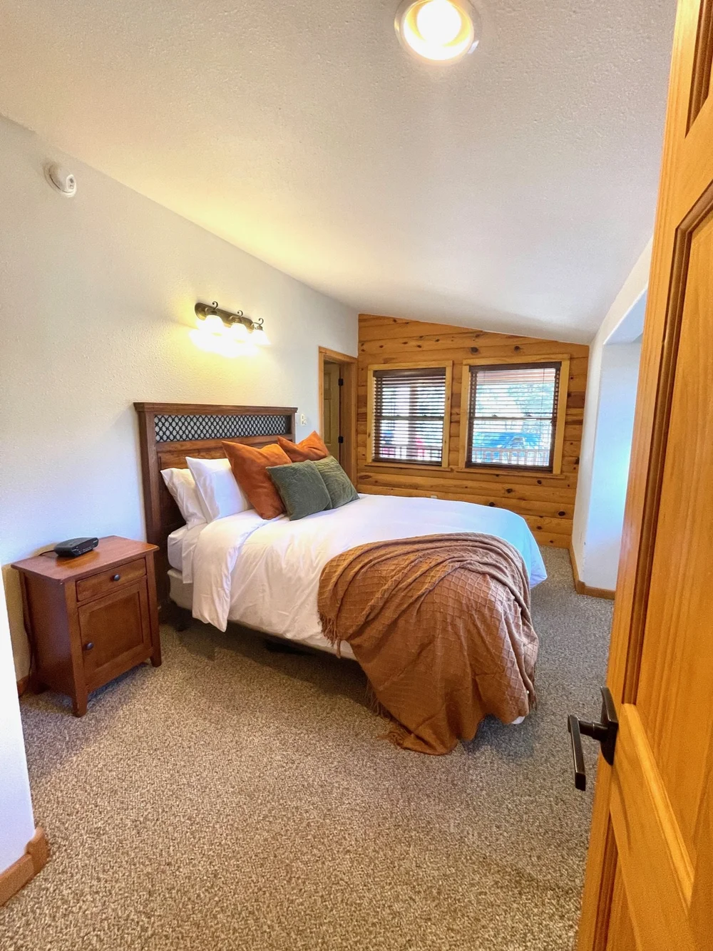 Our Cabins & Rooms — Manzano Mountain Retreat