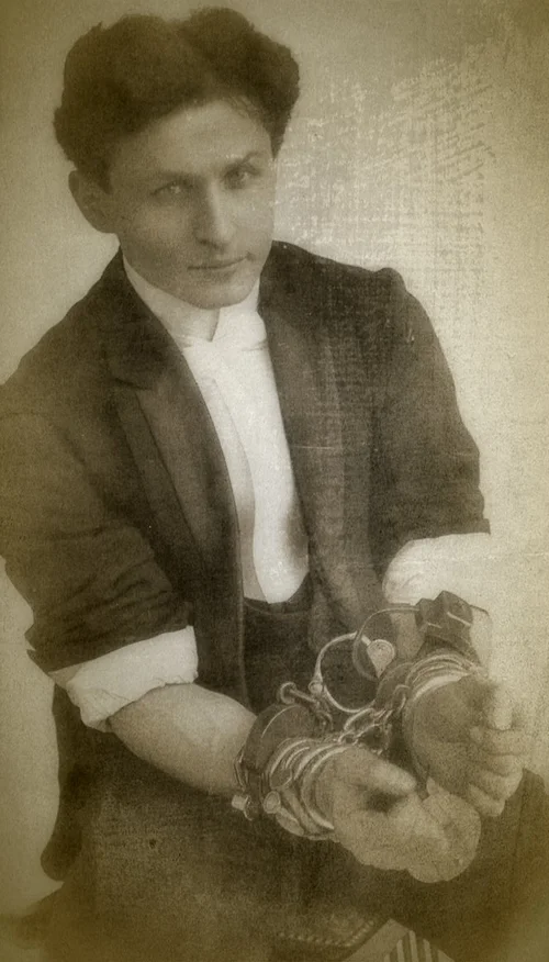 A MAGICIAN AMONG THE SPIRITS — American Hauntings