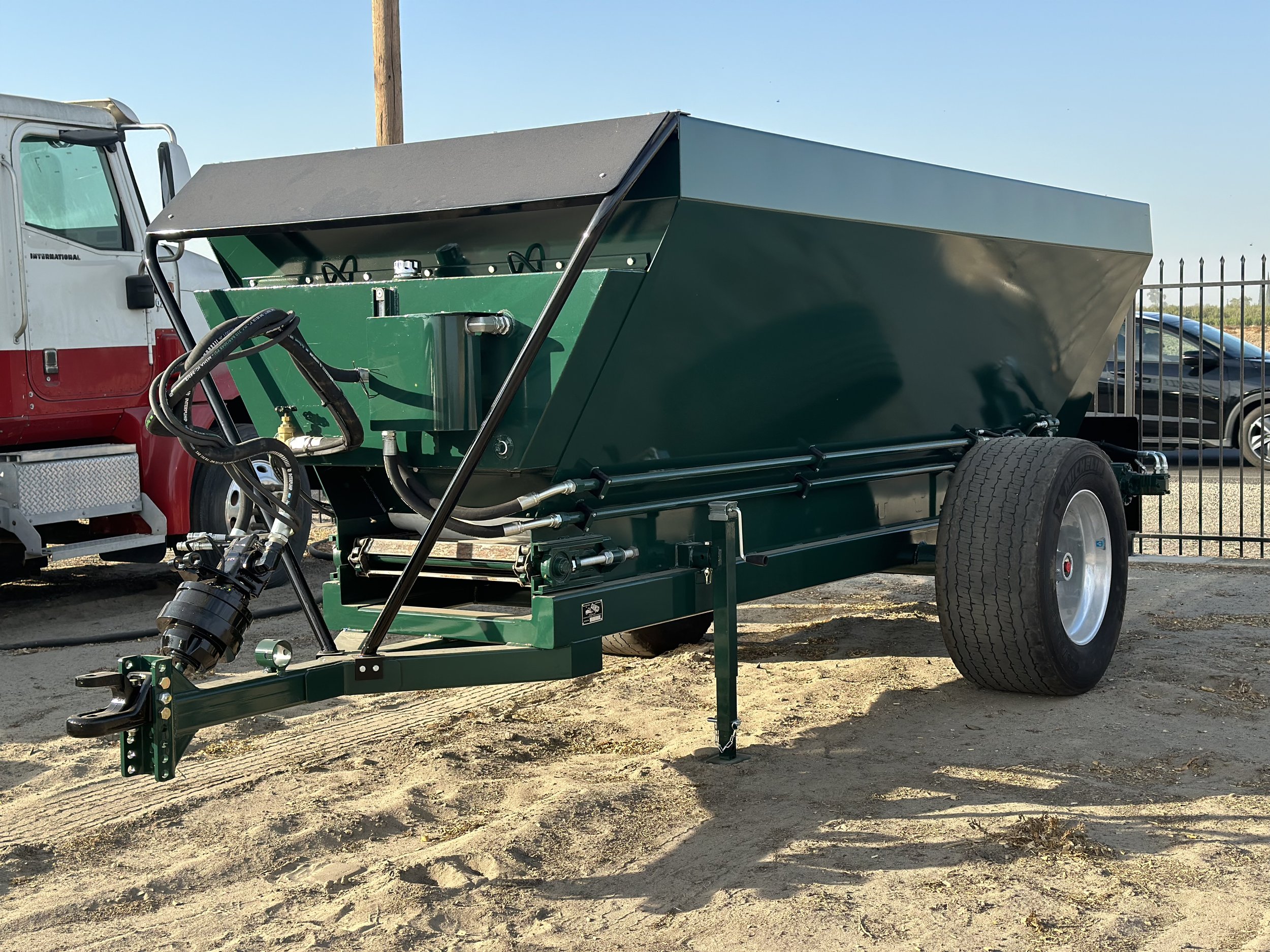Chain Drive Side/End Dump Silage Trailers & Boxes