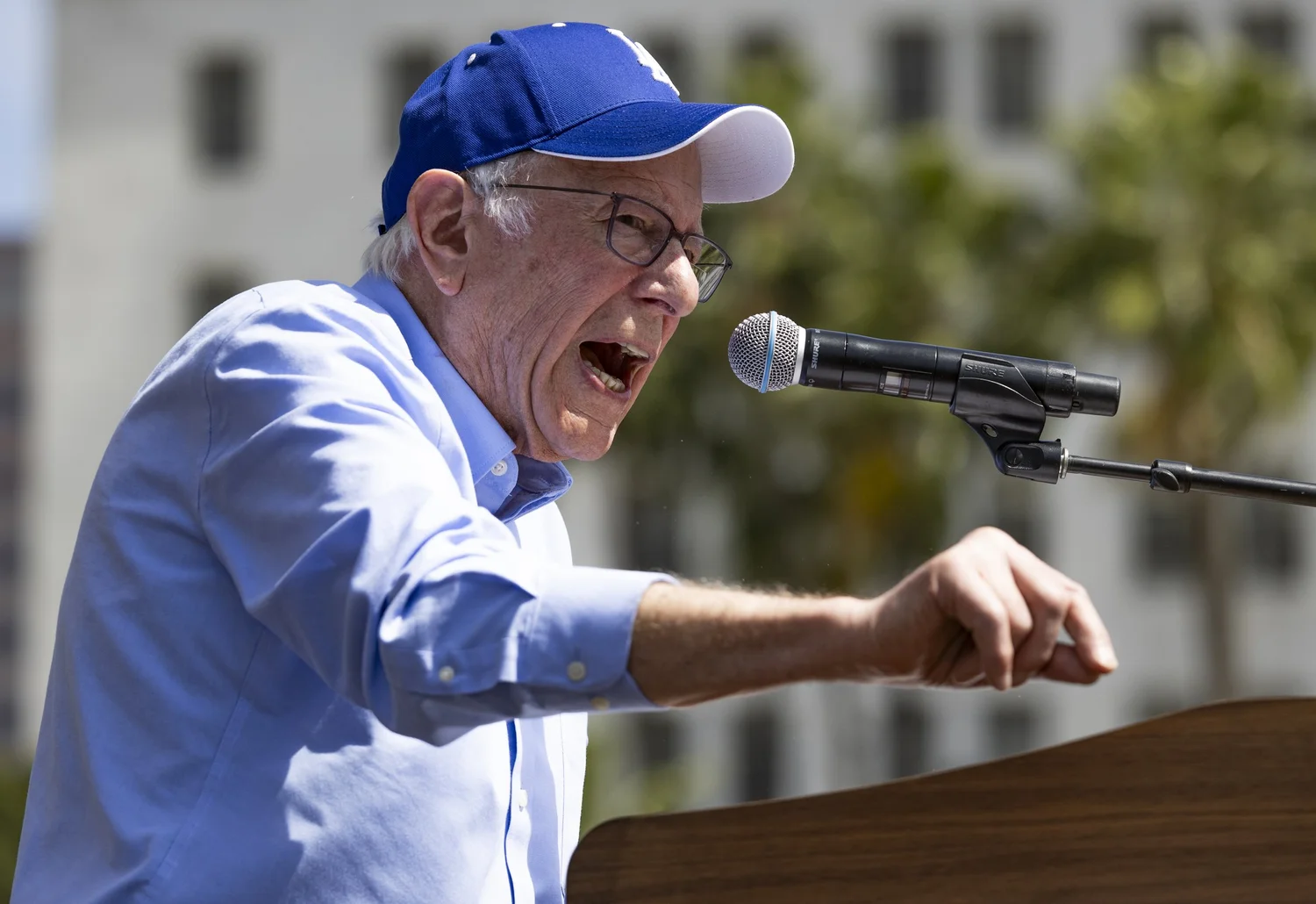 Inside Fight Oligarchy LA, largest Bernie Sanders rally of all time ...