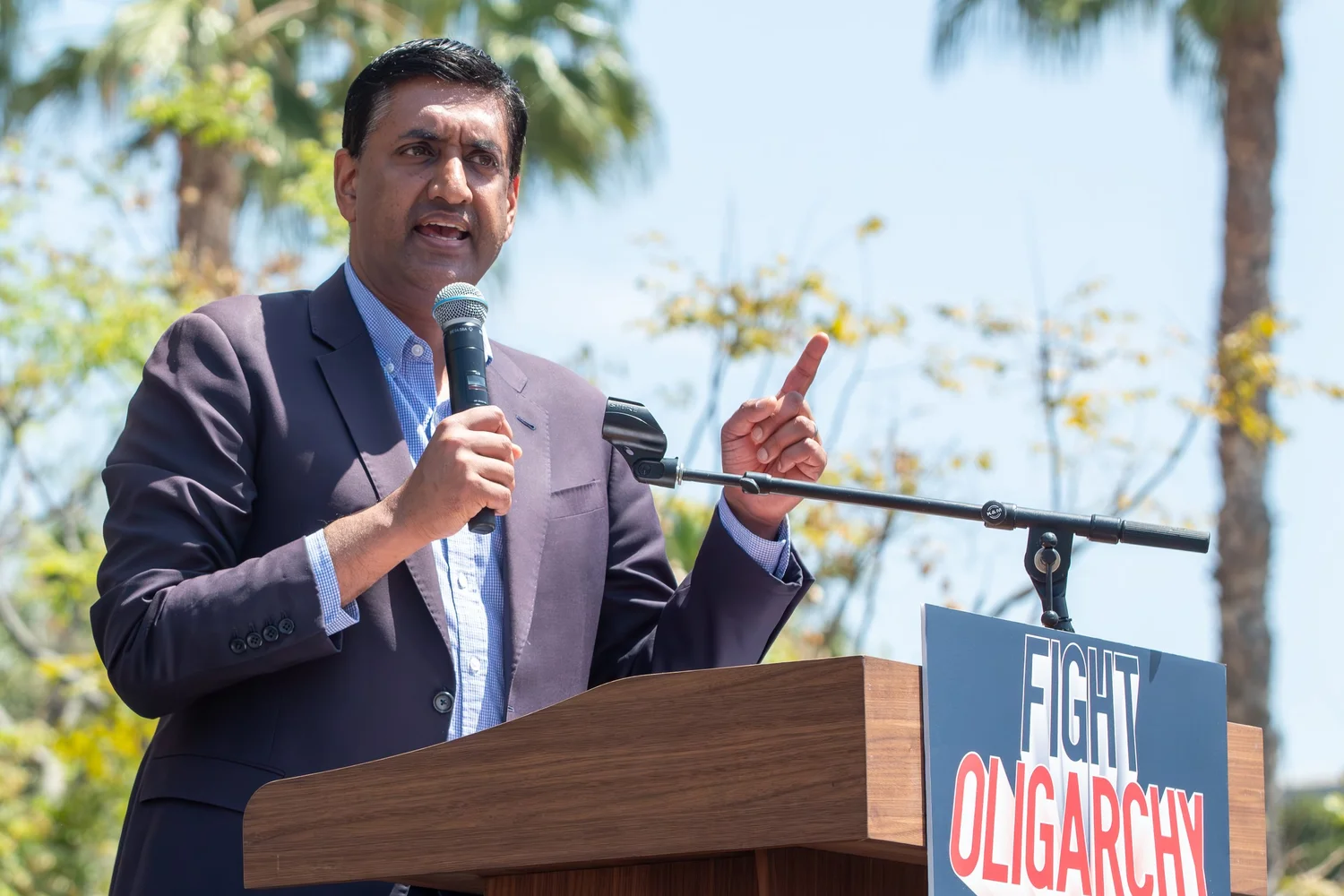 Inside Fight Oligarchy LA, largest Bernie Sanders rally of all time ...