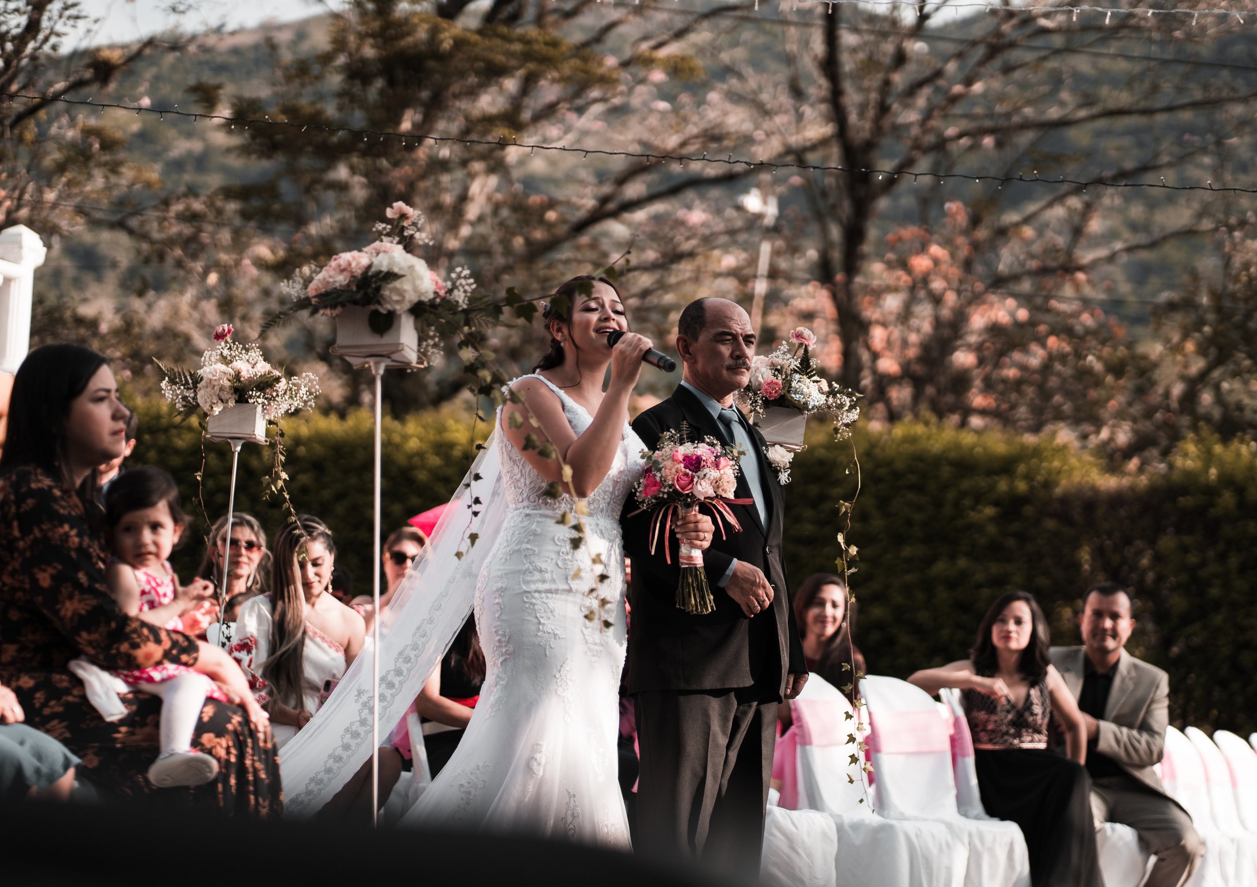 How to Create a Memory Table at Your Wedding — Mixbook Inspiration
