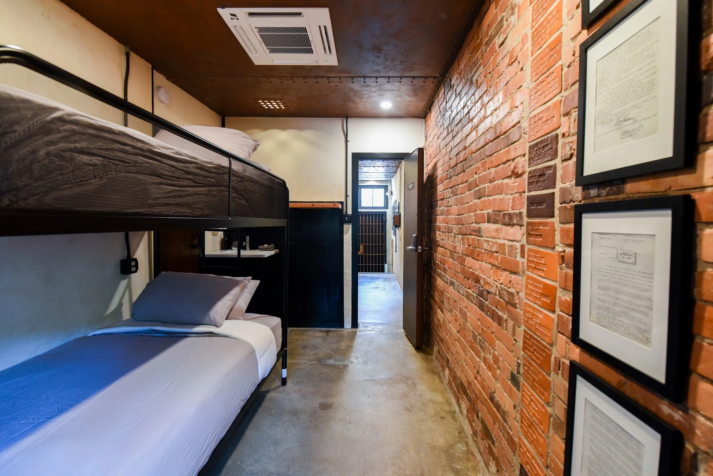 Old Marshall Jail Hotel, historic art hotel in Marshall, NC