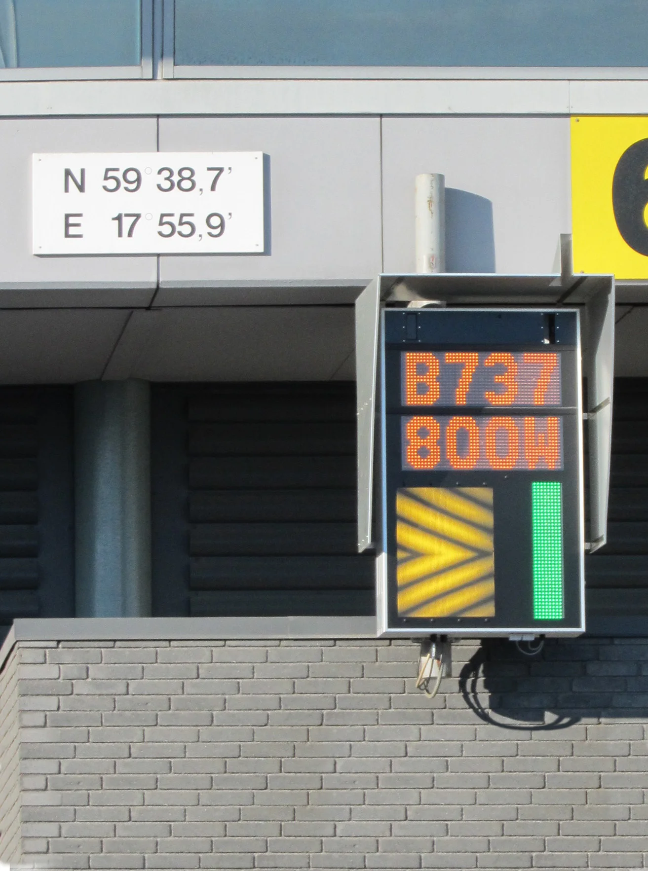 APIS++ Advanced Visual Docking Guidance System — Airport Equipment ...