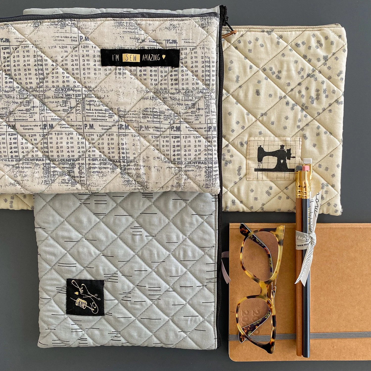 Easy to follow tutorial for a stylish set of DIY zippered pouches