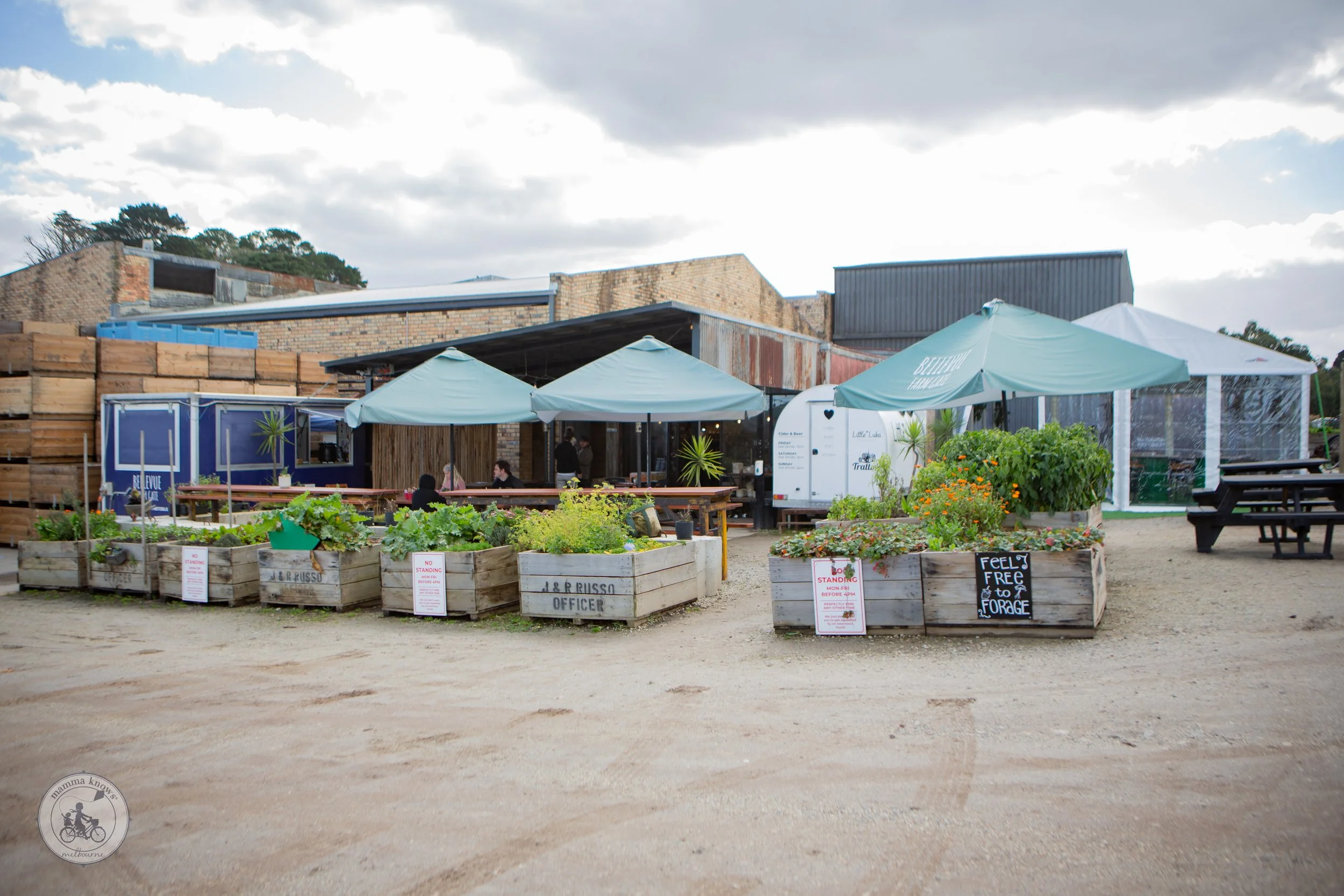 Bellevue Farm Gate, Officer — mamma knows south