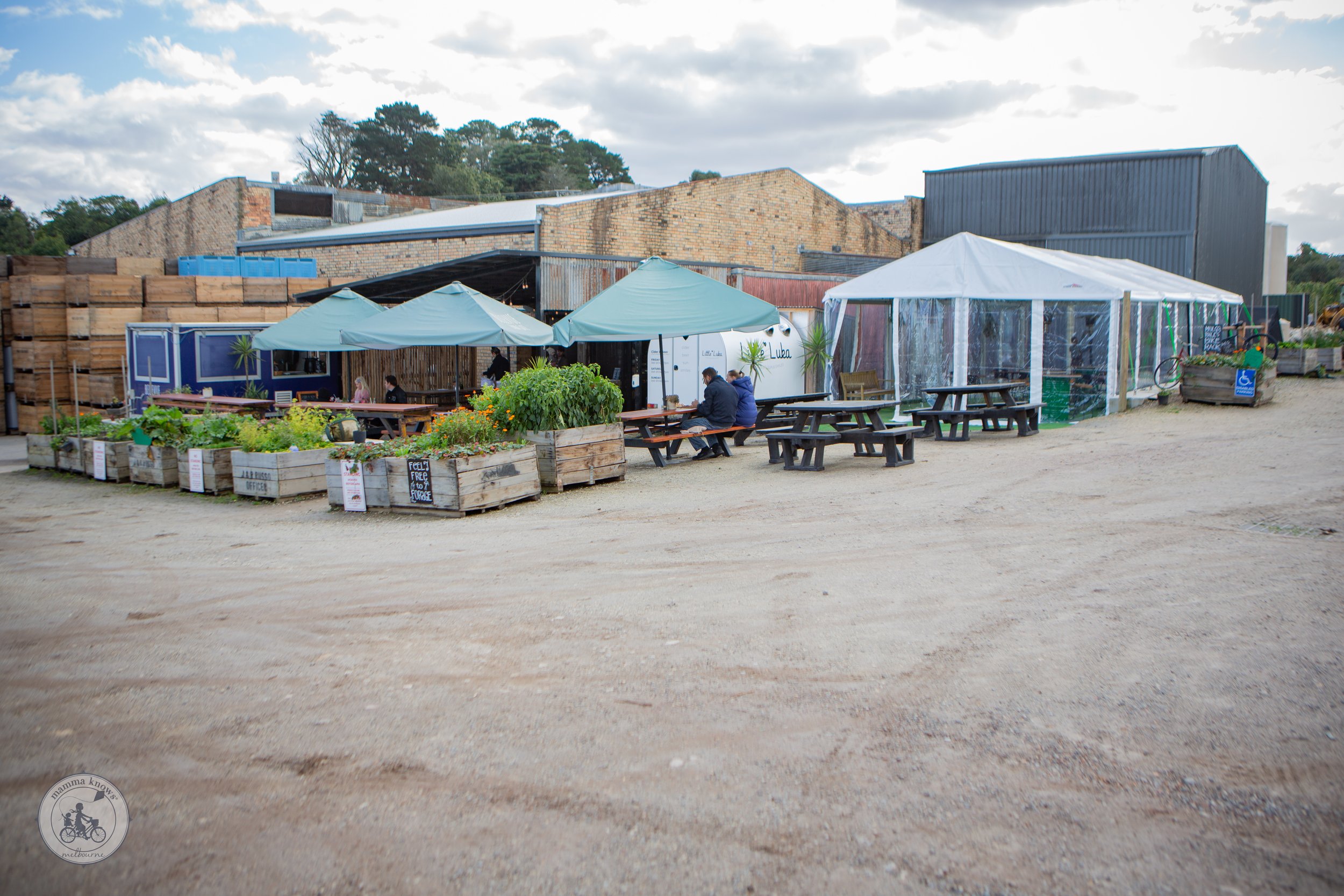 Bellevue Farm Gate, Officer — mamma knows south