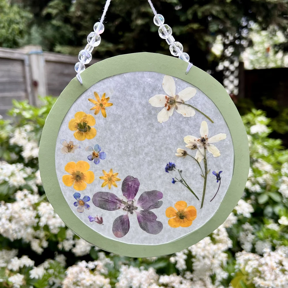 Make a suncatcher with pressed flowers and leaves - Mud & Bloom