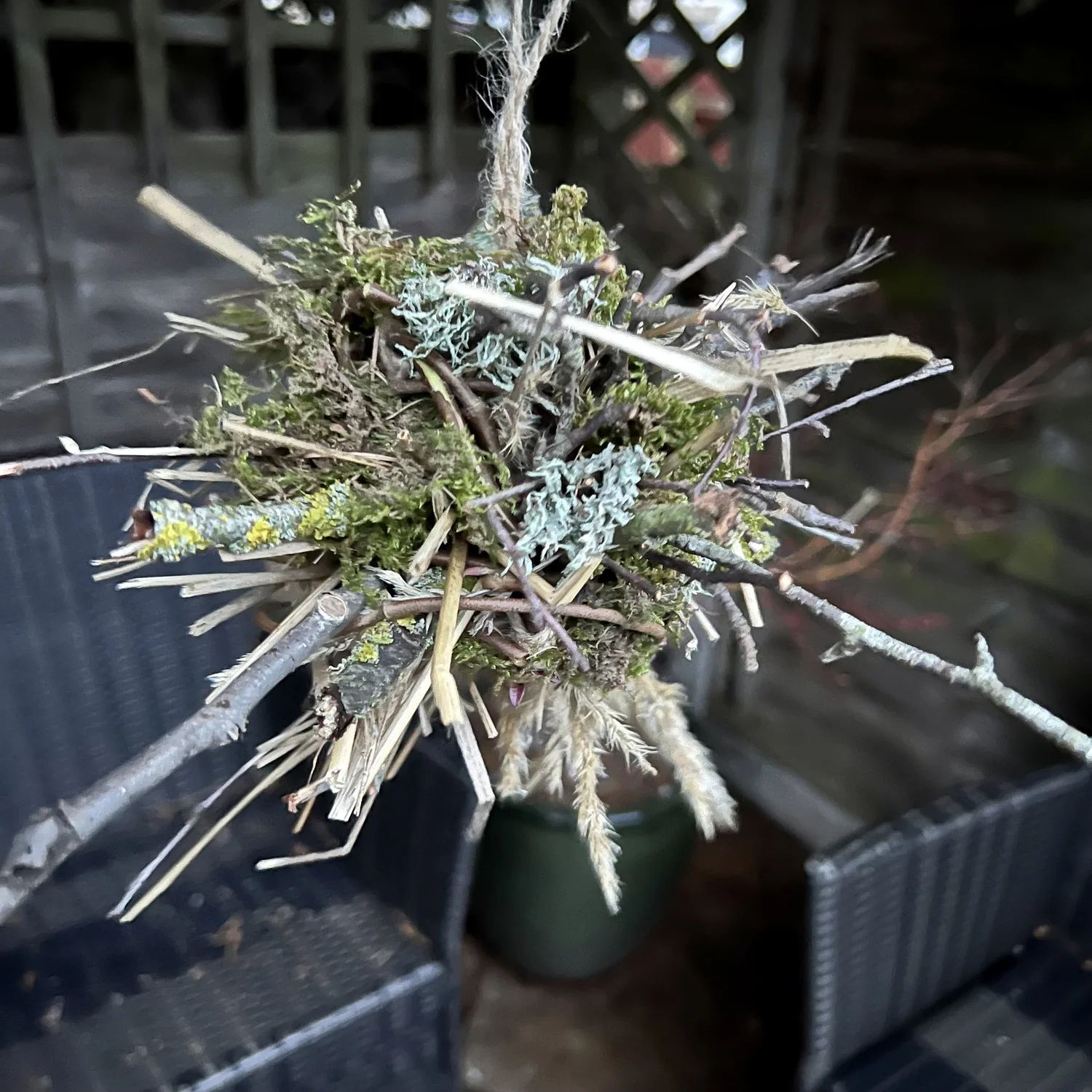 Make a natural nesting material dispenser - Mud & Bloom