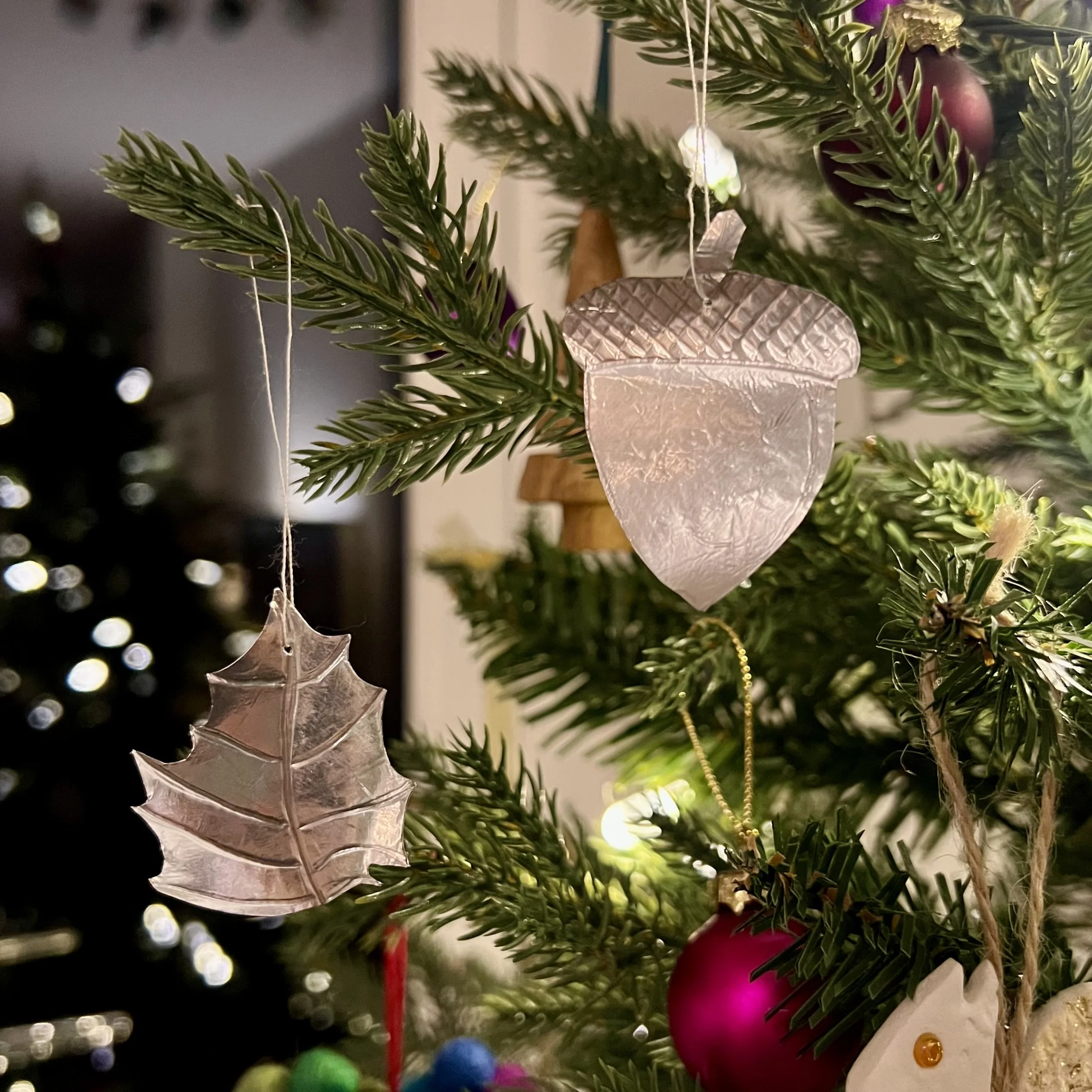 Make foil decorations from mince pie cases - Mud & Bloom