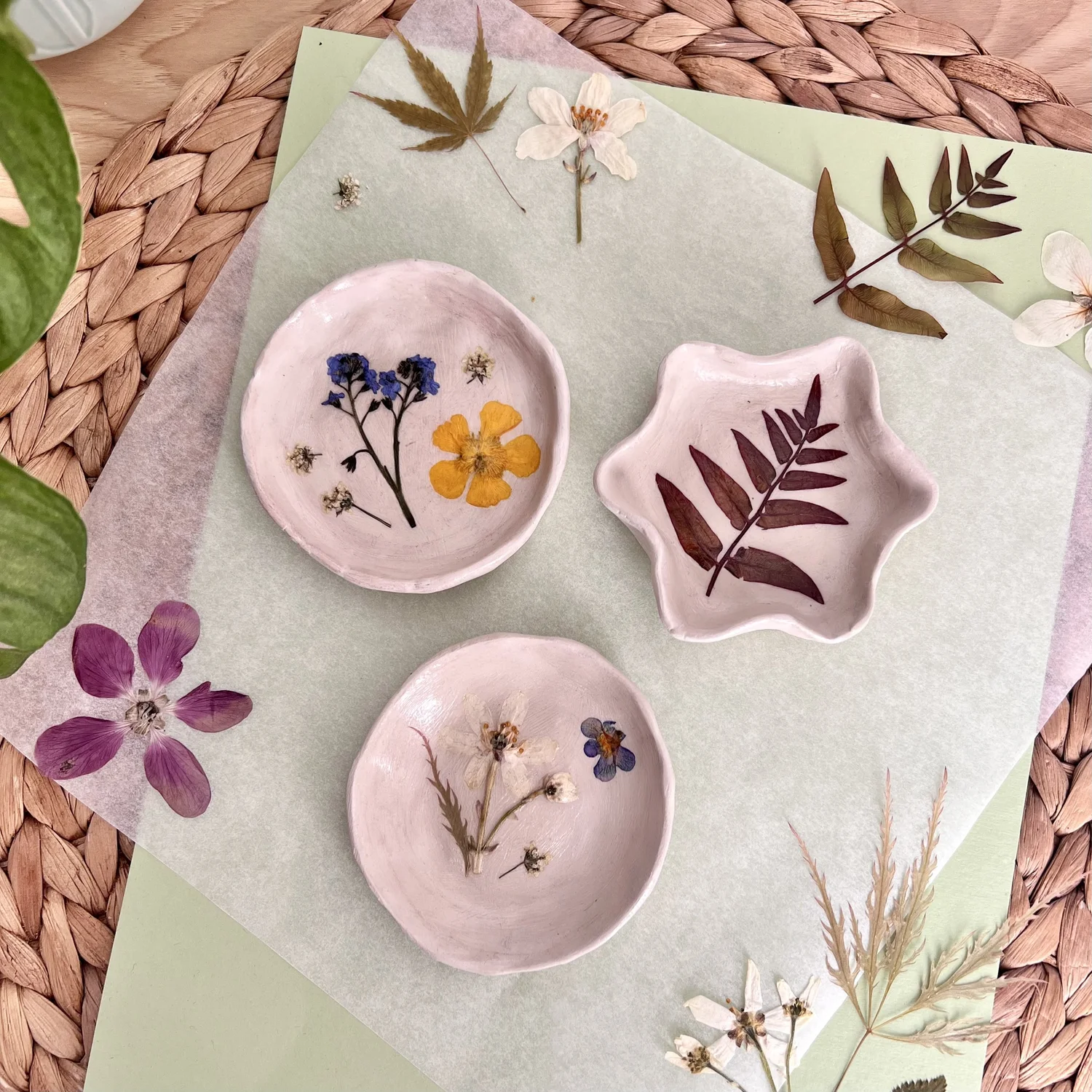 Pressed flower pinch pots - Mud & Bloom