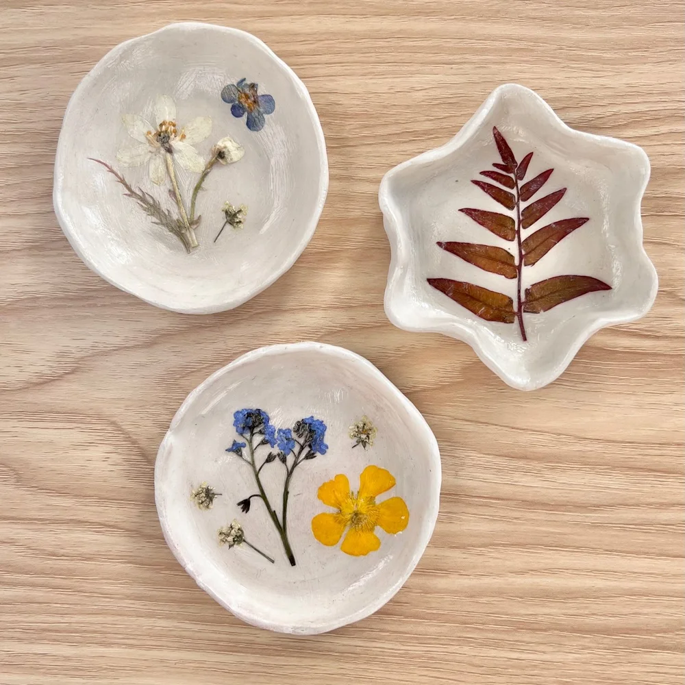 Pressed flower pinch pots - Mud & Bloom