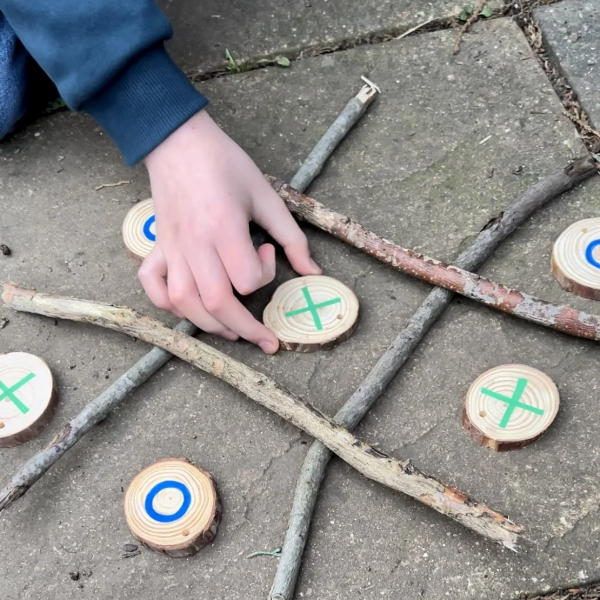 Make your own nature noughts and crosses game - Mud & Bloom