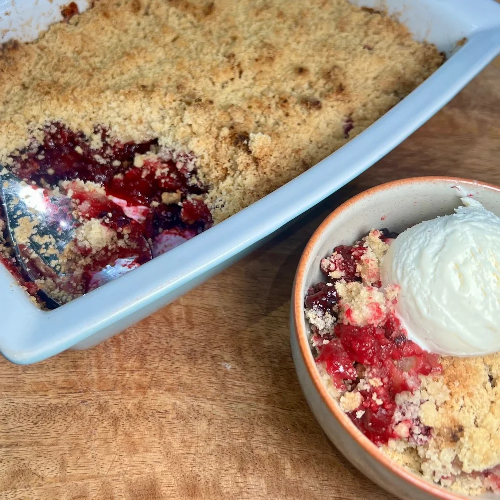 Make a foraged blackberry and apple crumble - Mud & Bloom