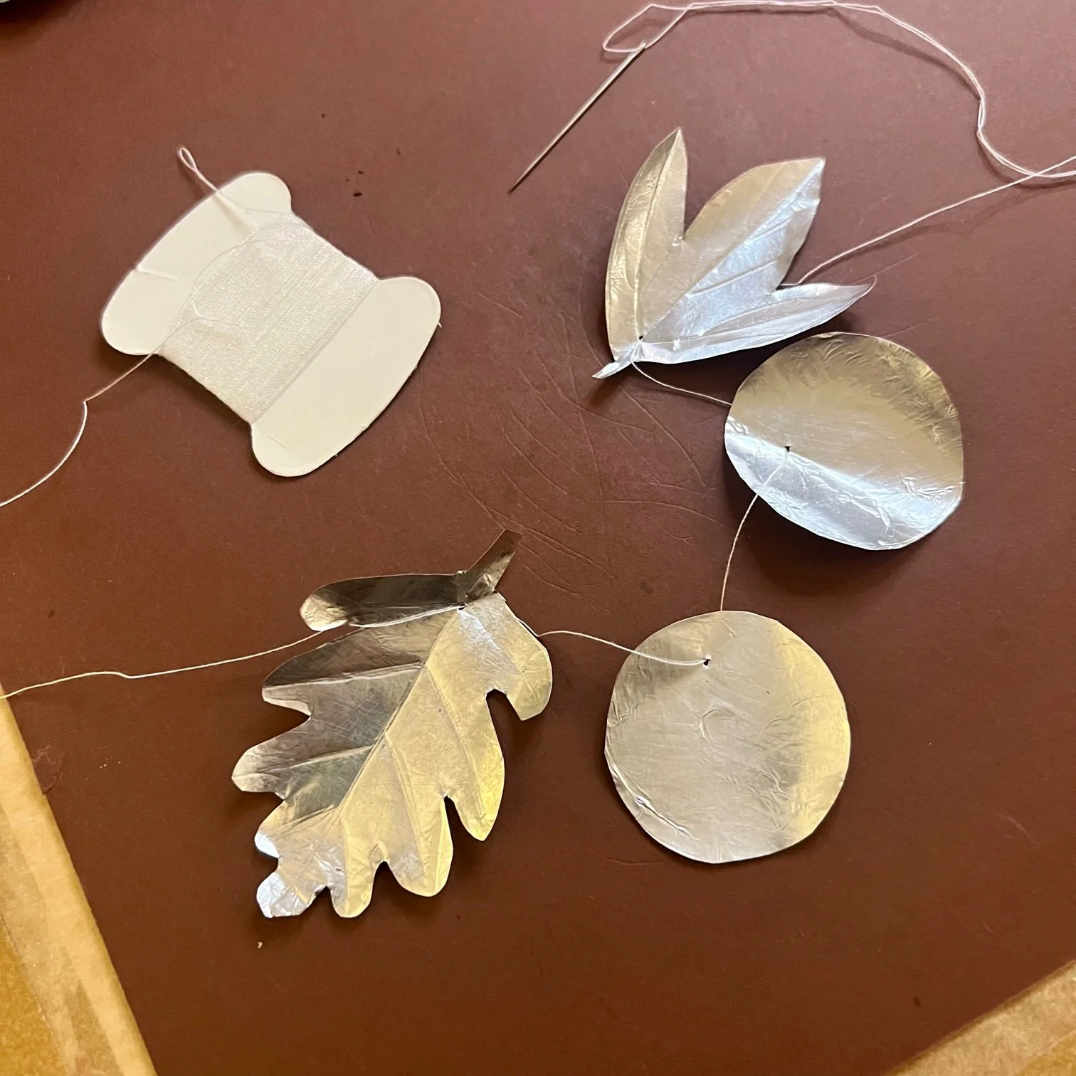 Make foil decorations from mince pie cases - Mud & Bloom