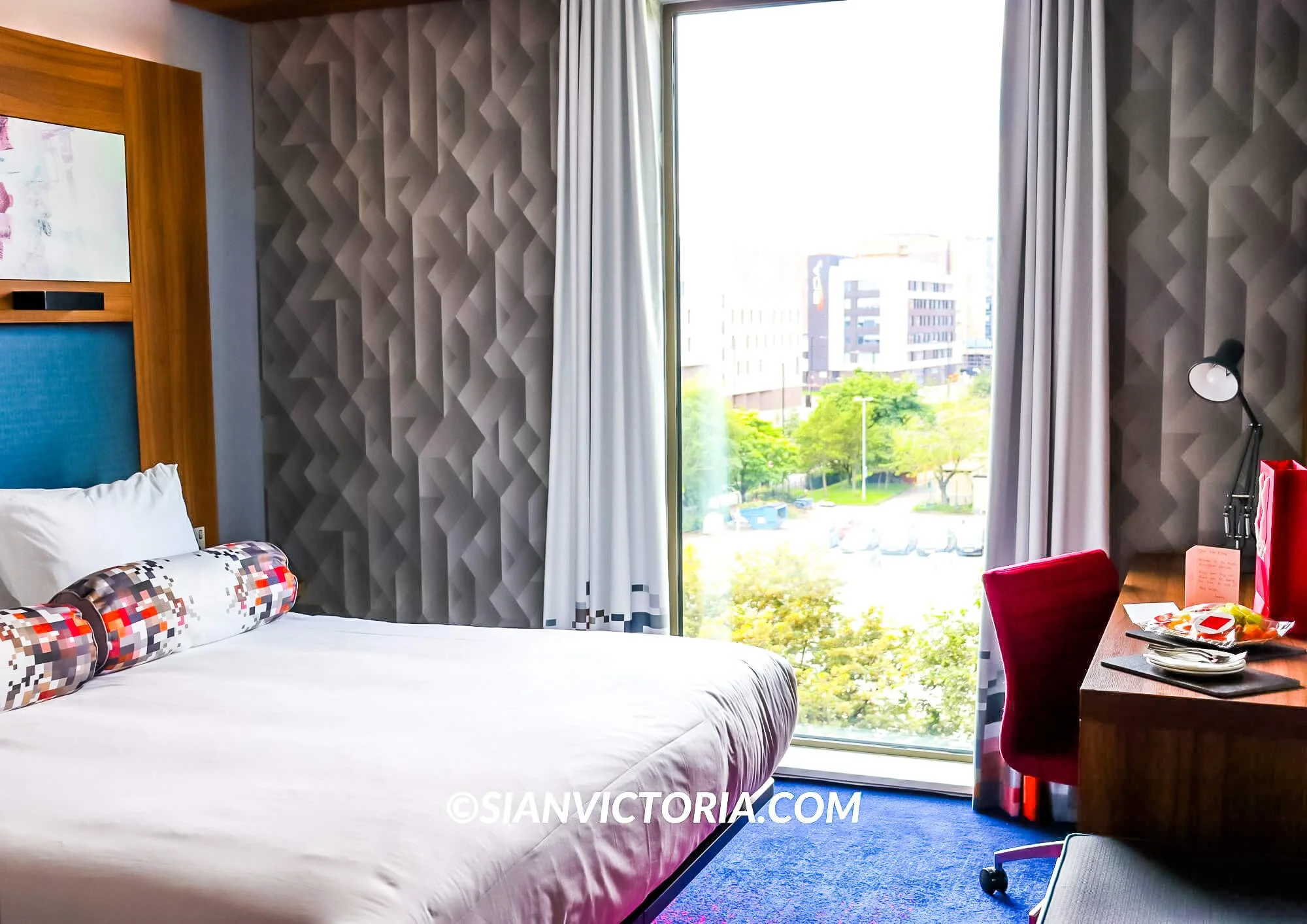 Aloft Birmingham Eastside Hotel Review - Urban King Room & Restaurant ...