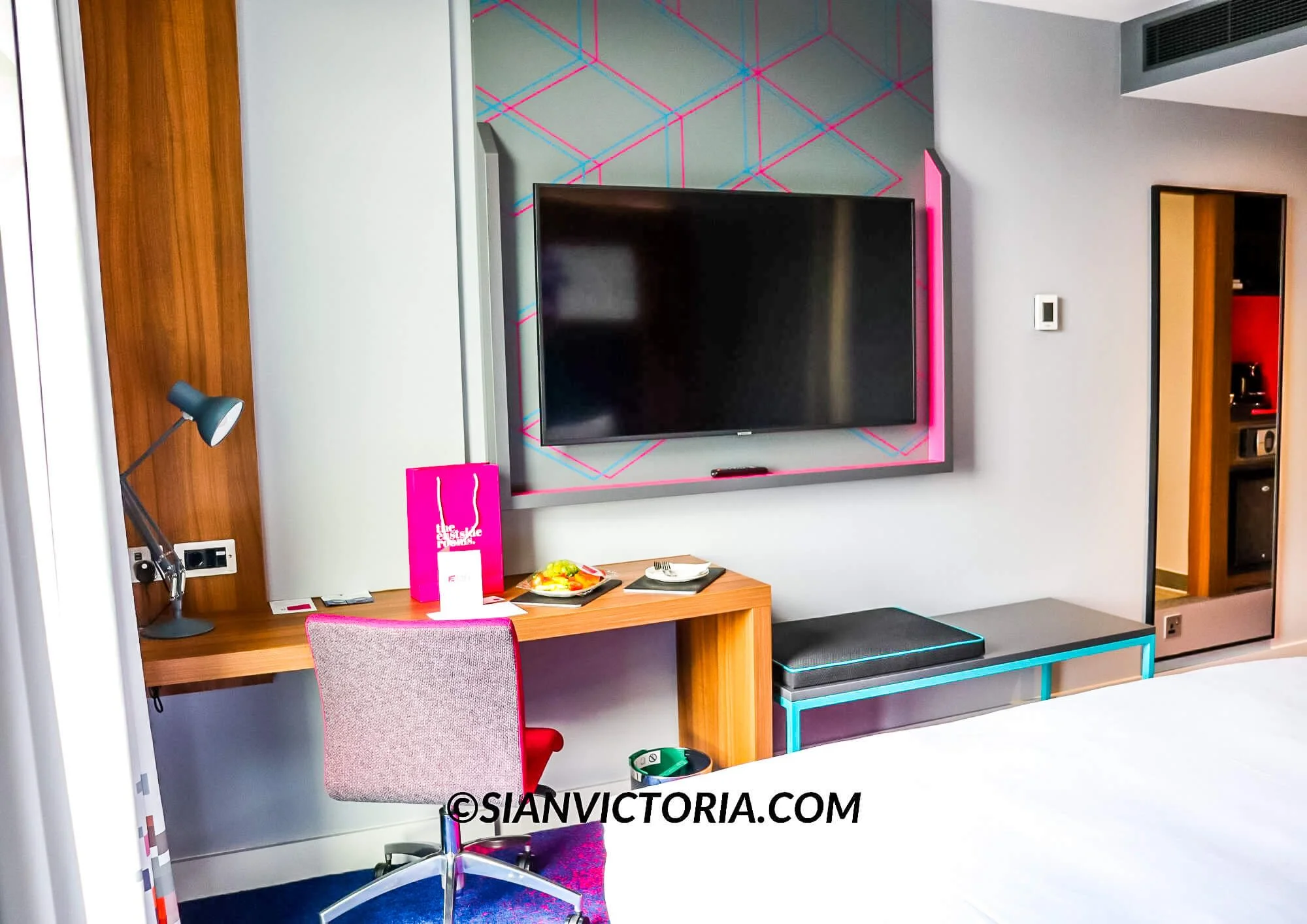 Aloft Birmingham Eastside Hotel Review - Urban King Room & Restaurant ...