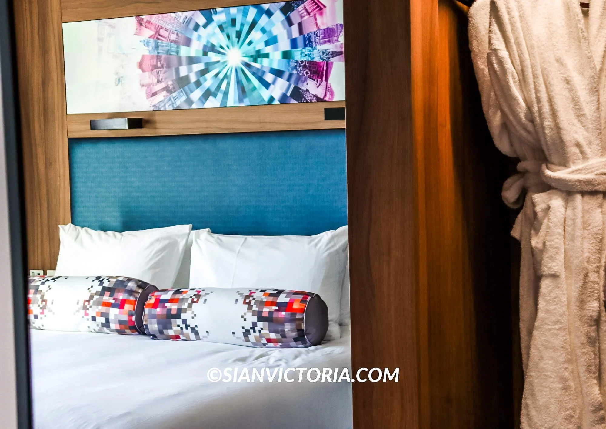 Aloft Birmingham Eastside Hotel Review - Urban King Room & Restaurant ...