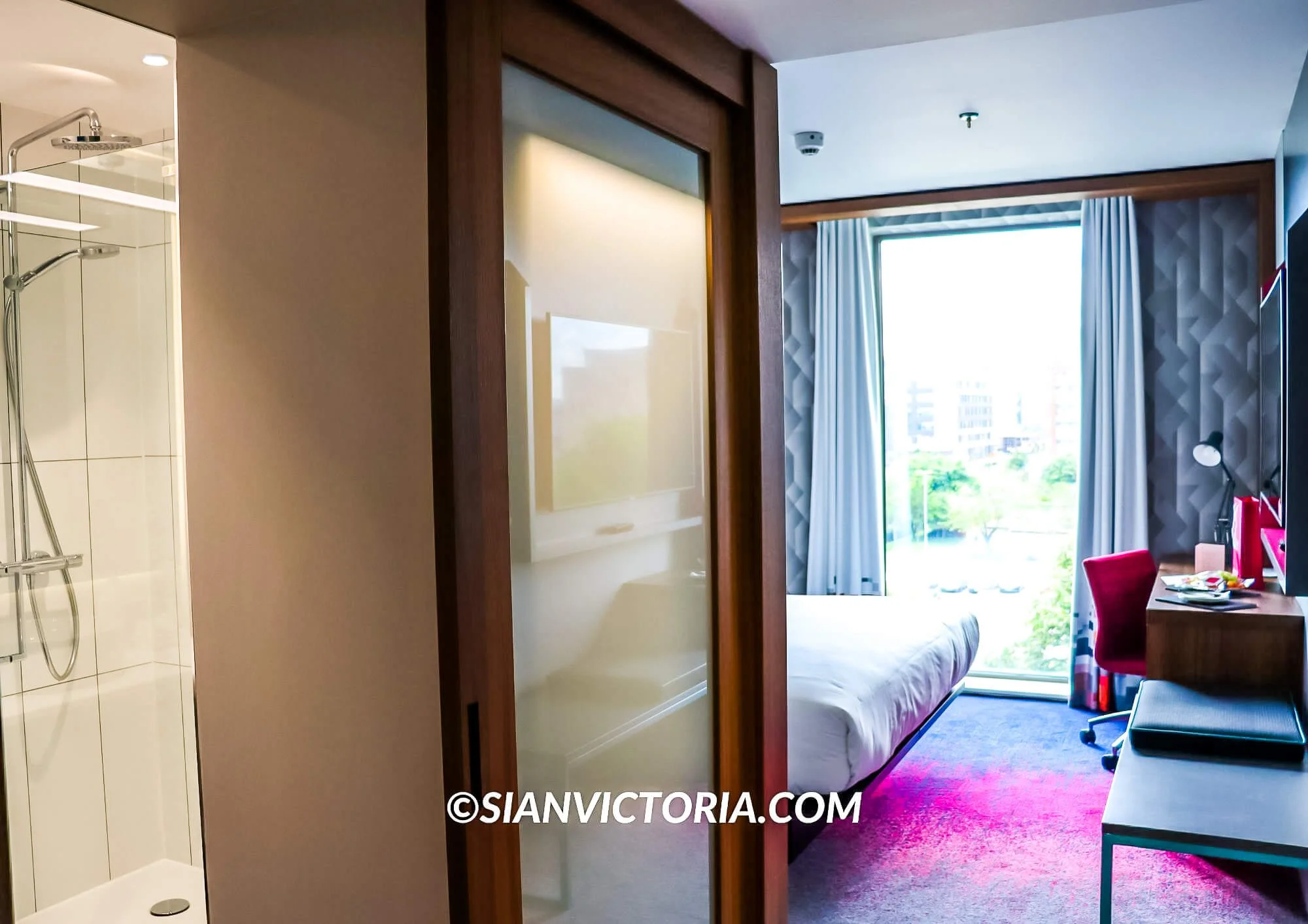 Aloft Birmingham Eastside Hotel Review - Urban King Room & Restaurant ...