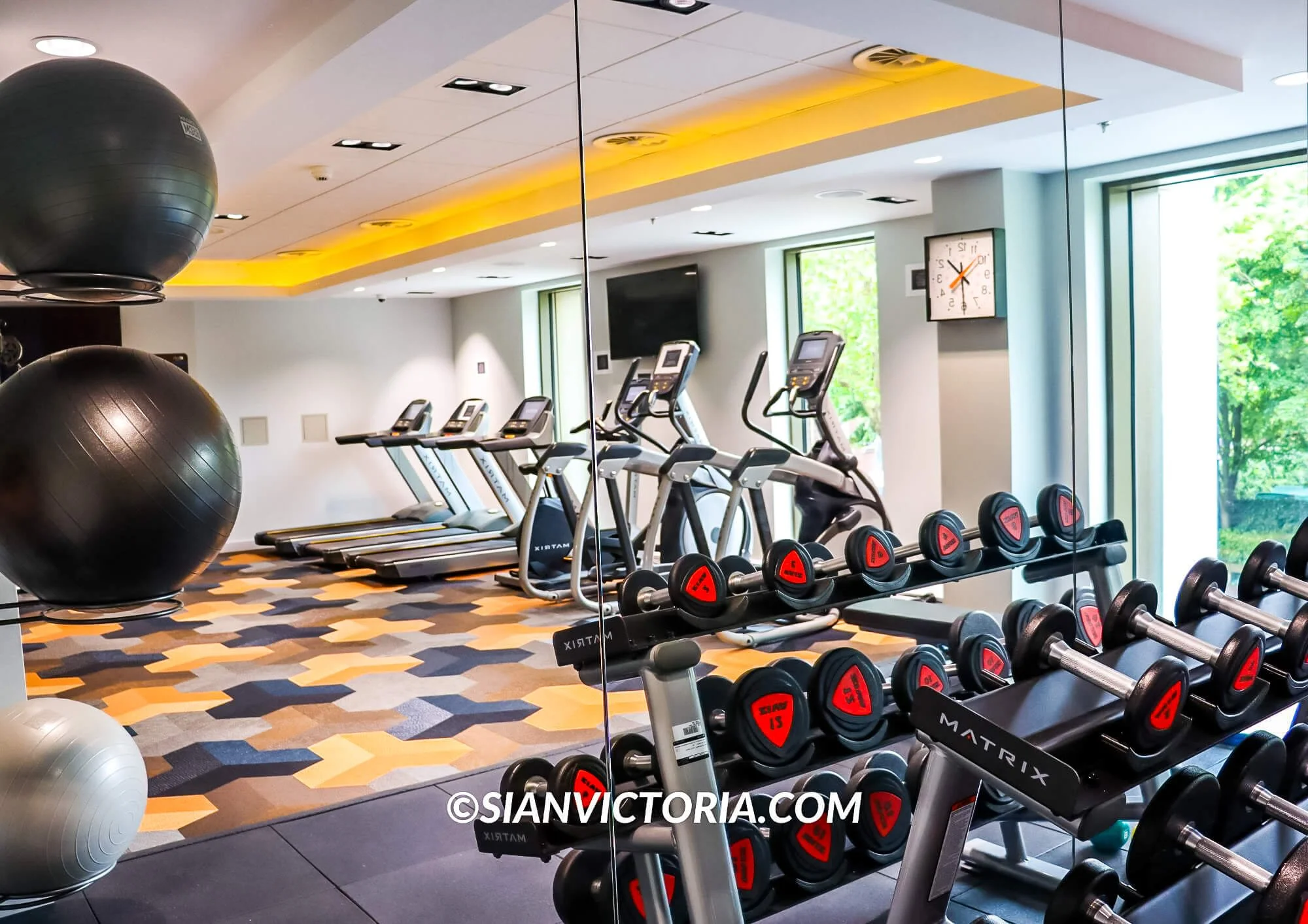 Aloft Birmingham Eastside Hotel Review - Urban King Room & Restaurant ...