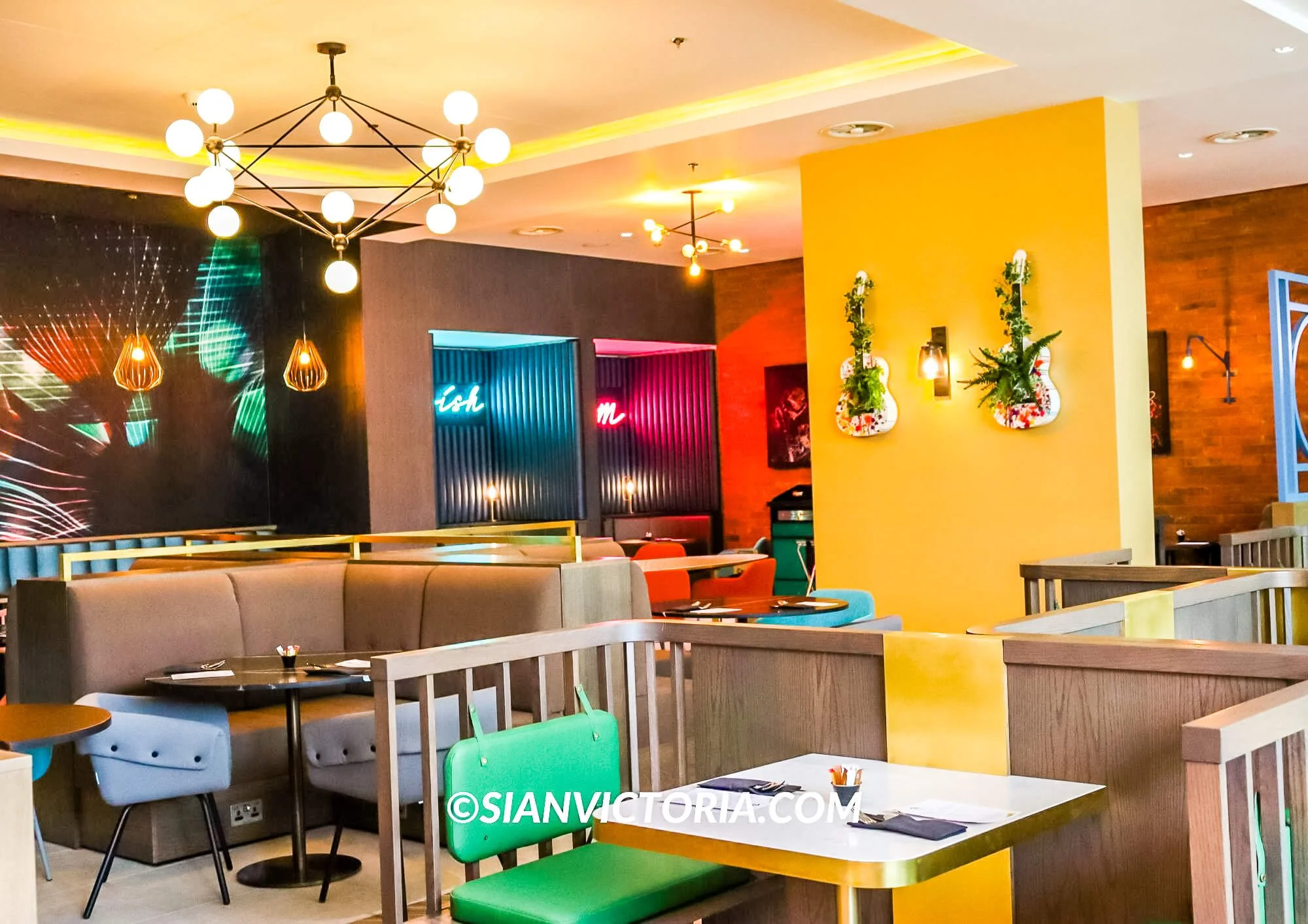 Aloft Birmingham Eastside Hotel Review - Urban King Room & Restaurant ...