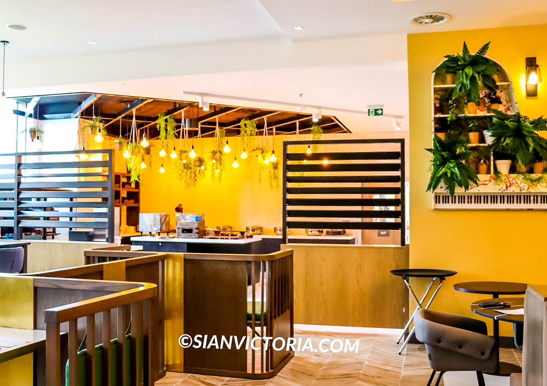 Aloft Birmingham Eastside Hotel Review - Urban King Room & Restaurant ...