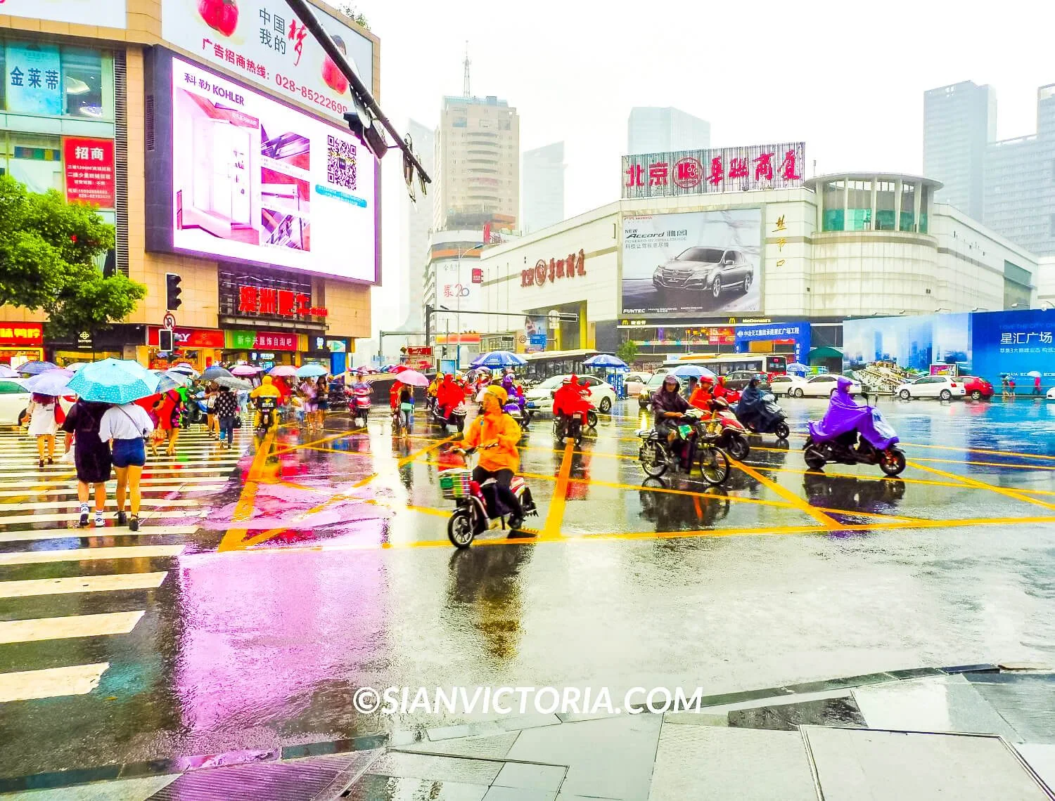 Mao Zedong Statue in Tianfu Square - Chengdu, China — Sian Victoria.