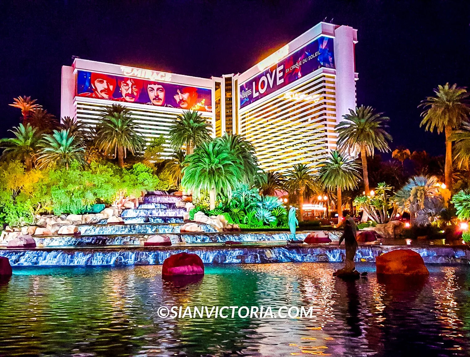 The Mirage - Erupting Volcano Display - Las Vegas — Sian Victoria.