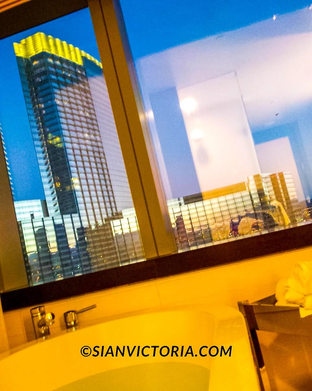 5* Vdara Hotel & Spa City Center Corner Suite, Las Vegas — Sian Victoria.