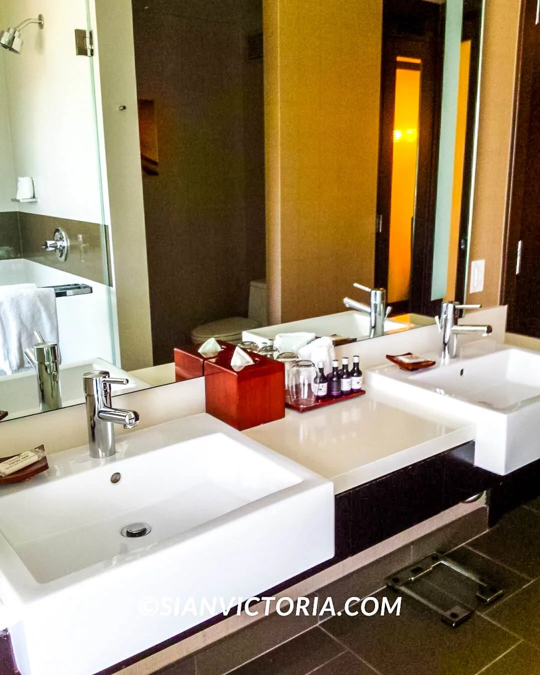 5* Vdara Hotel & Spa City Center Corner Suite, Las Vegas — Sian Victoria.