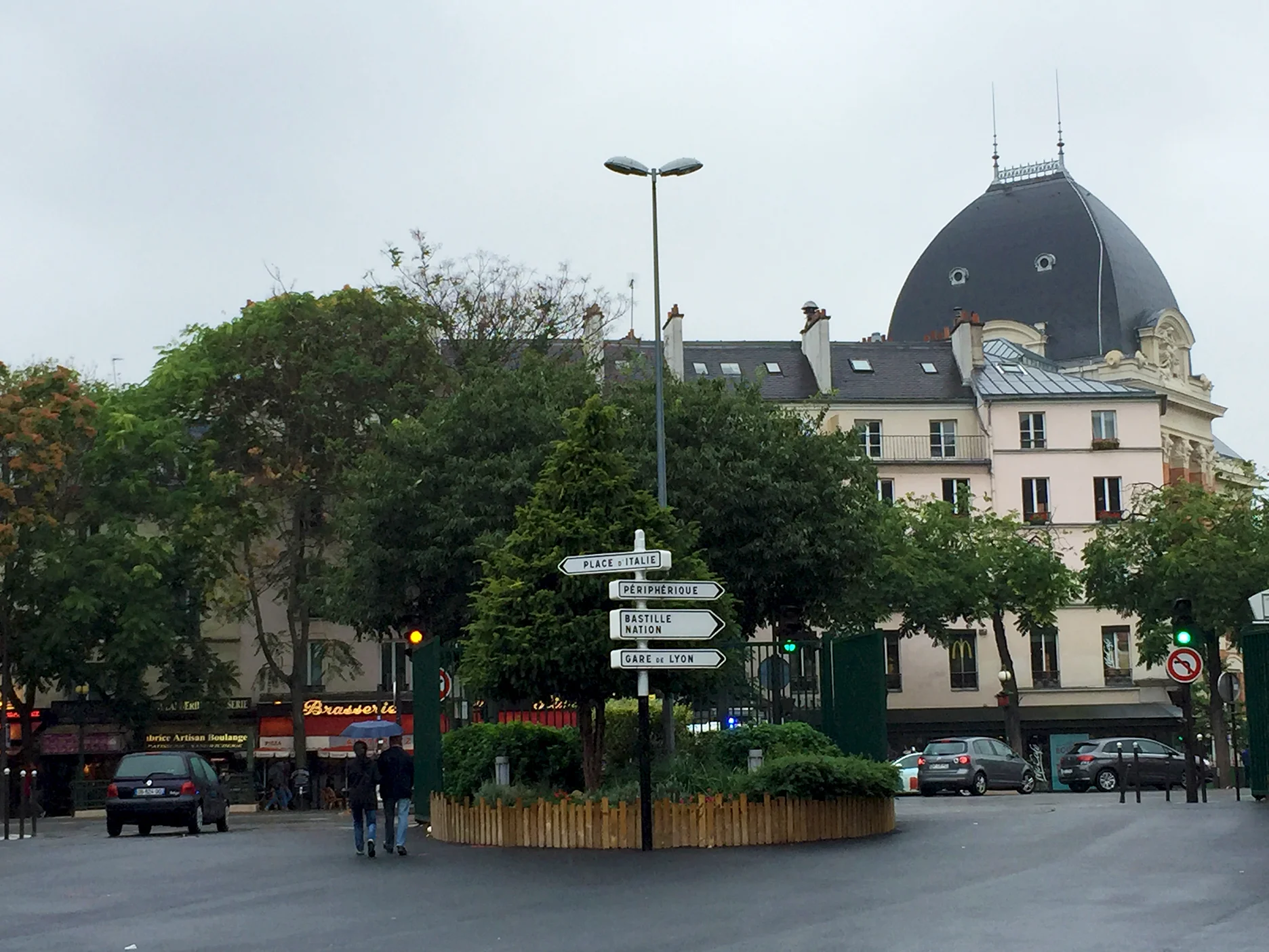 PARIS SOUS LA PLUIE — Moments Parfaits
