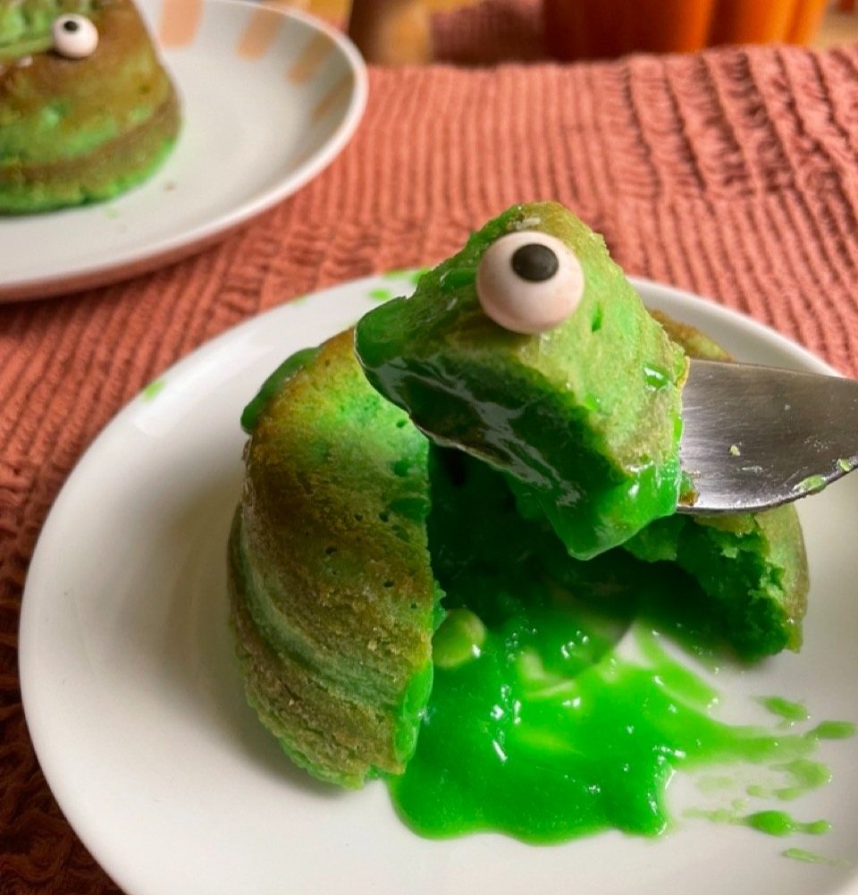 How to Make Pandan Molten Slime Cakes — Anxious Fish Club