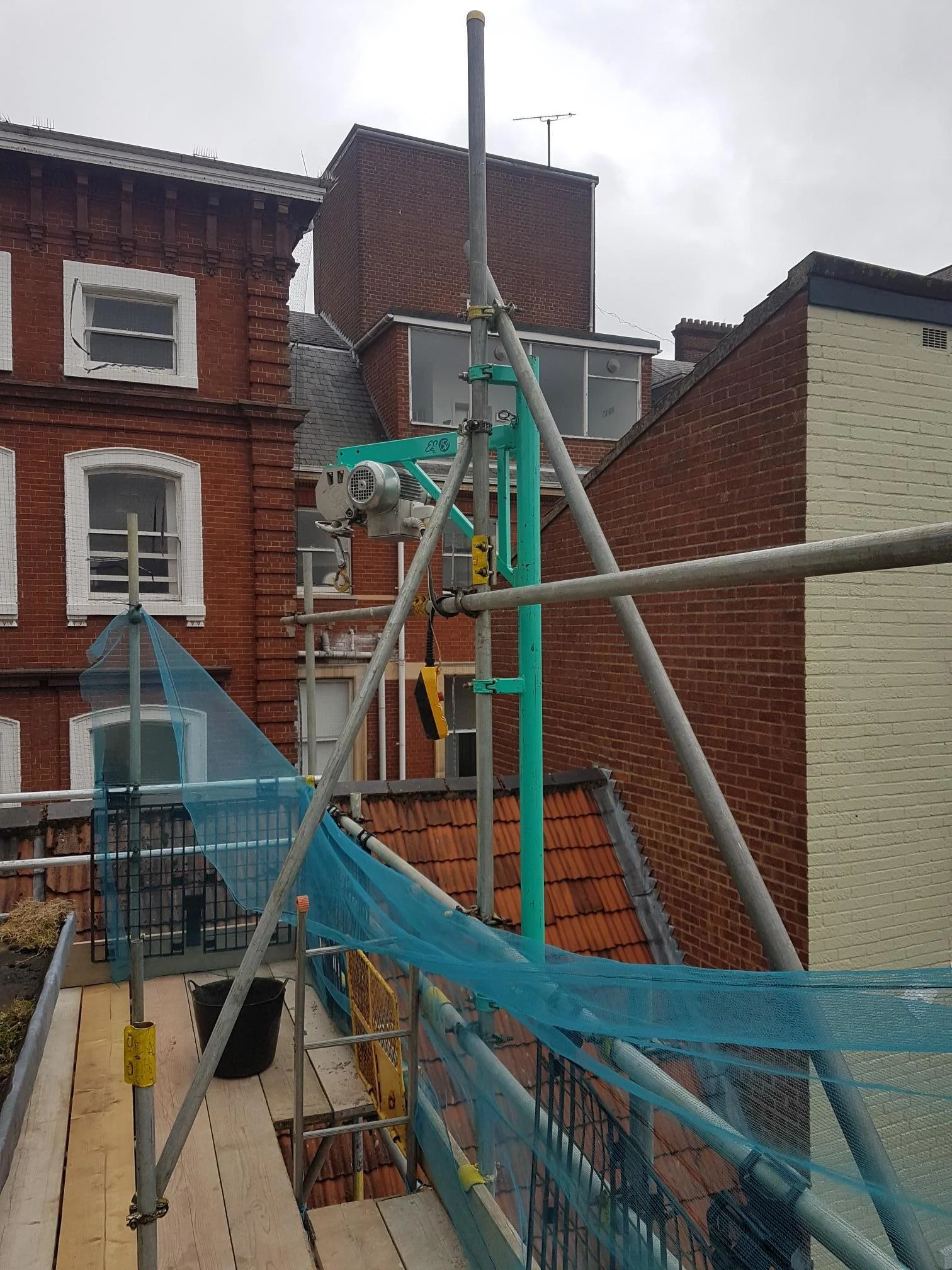 SCAFFOLD HOIST — THS