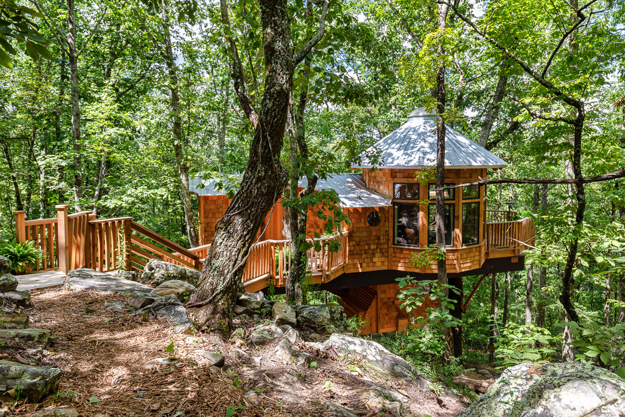 Common area including nature trails and lakes — The Highlands