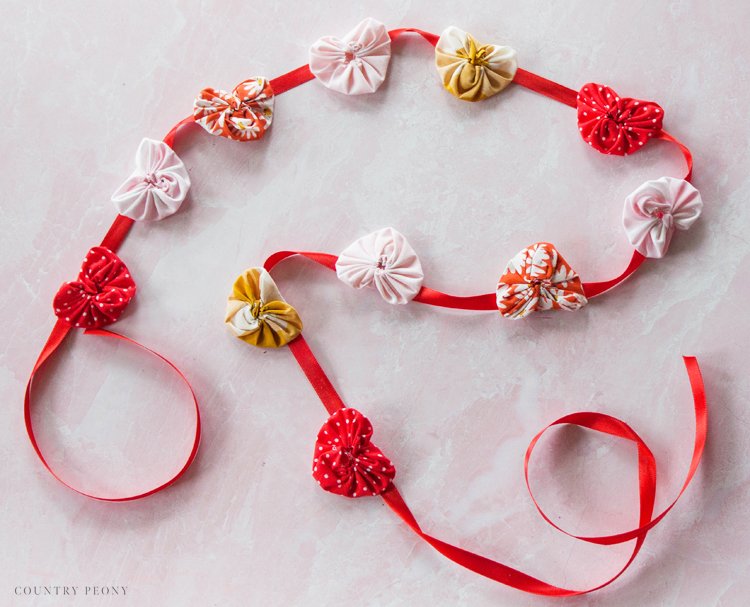 DIY Heart Fabric Yo-Yo Garland with Clover — Country Peony