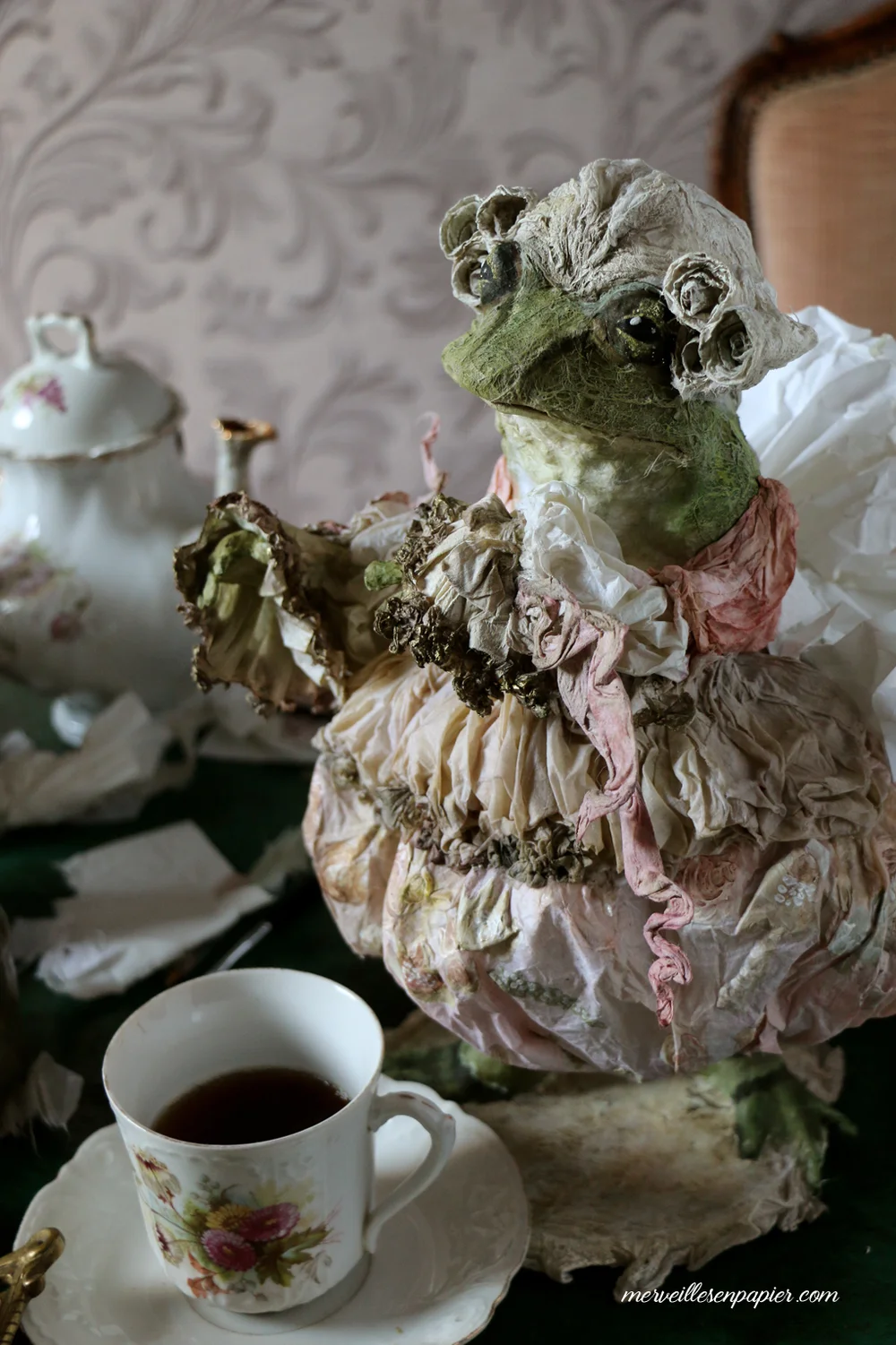 The Frog-Footman - Pig and Pepper — Merveilles en Papier