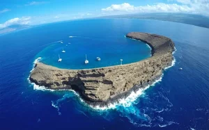 Molokini Crater – Maui’s Volcanic Marine Sanctuary & Snorkel Guide