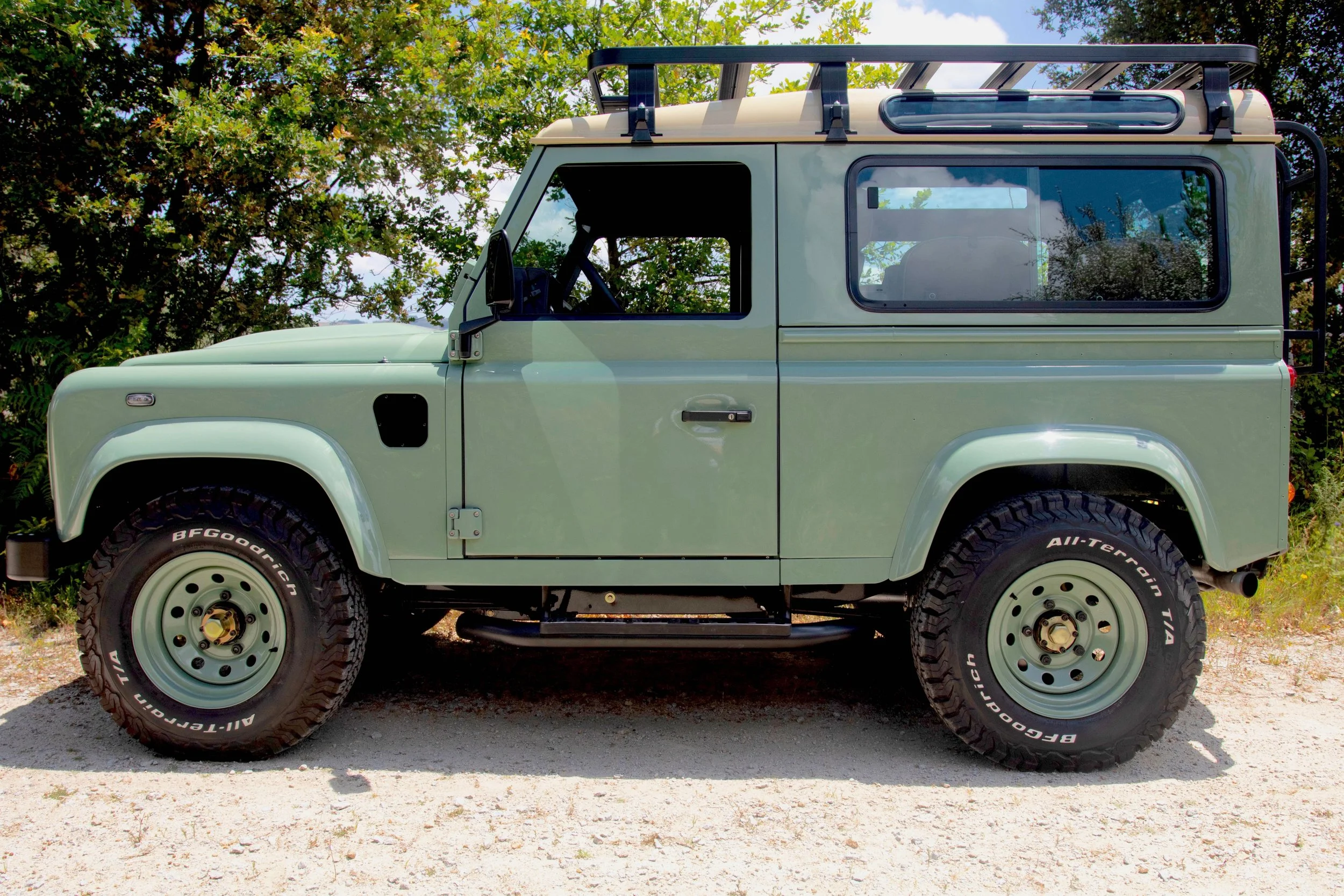 Defender 90 3.9L EFI V8 automatic Heritage Edition — Legacy Overland