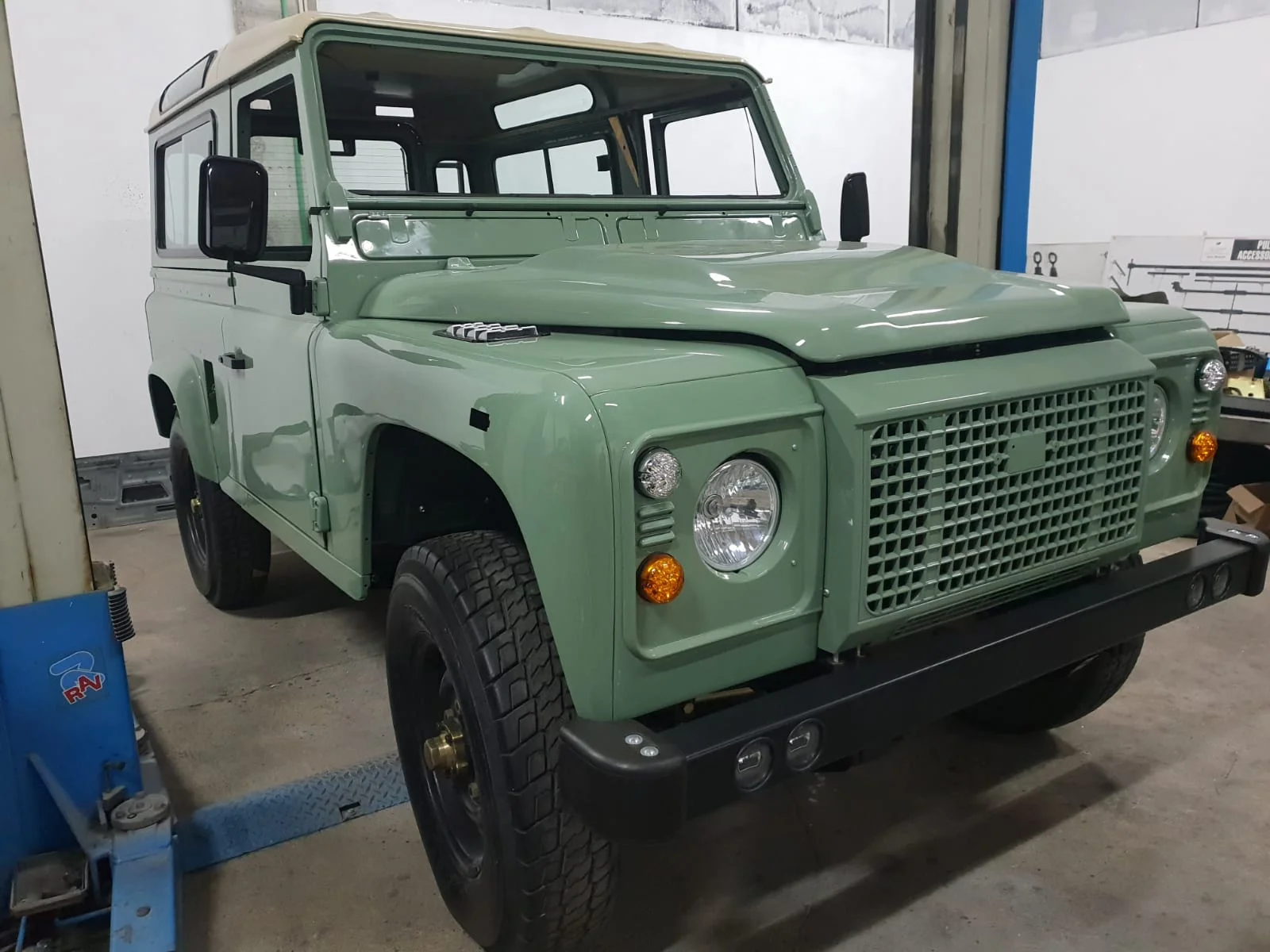 Defender 90 3.9L EFI V8 automatic Heritage Edition — Legacy Overland