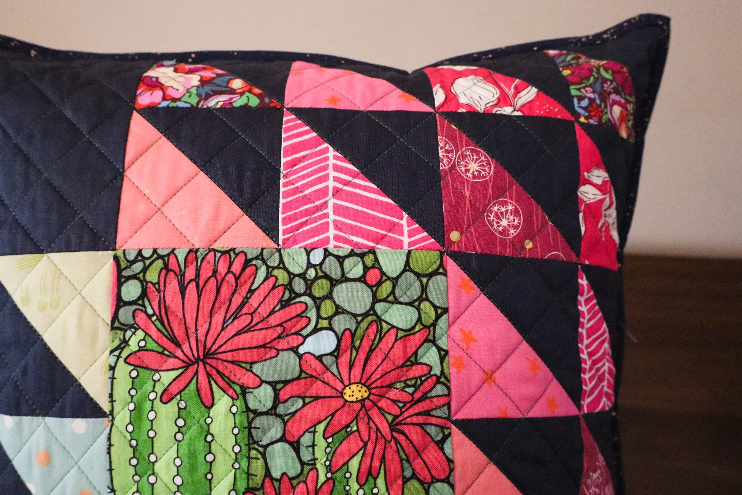 Modern Quilted Pillow Tutorial: Prairie Points+Winged Square – La ...