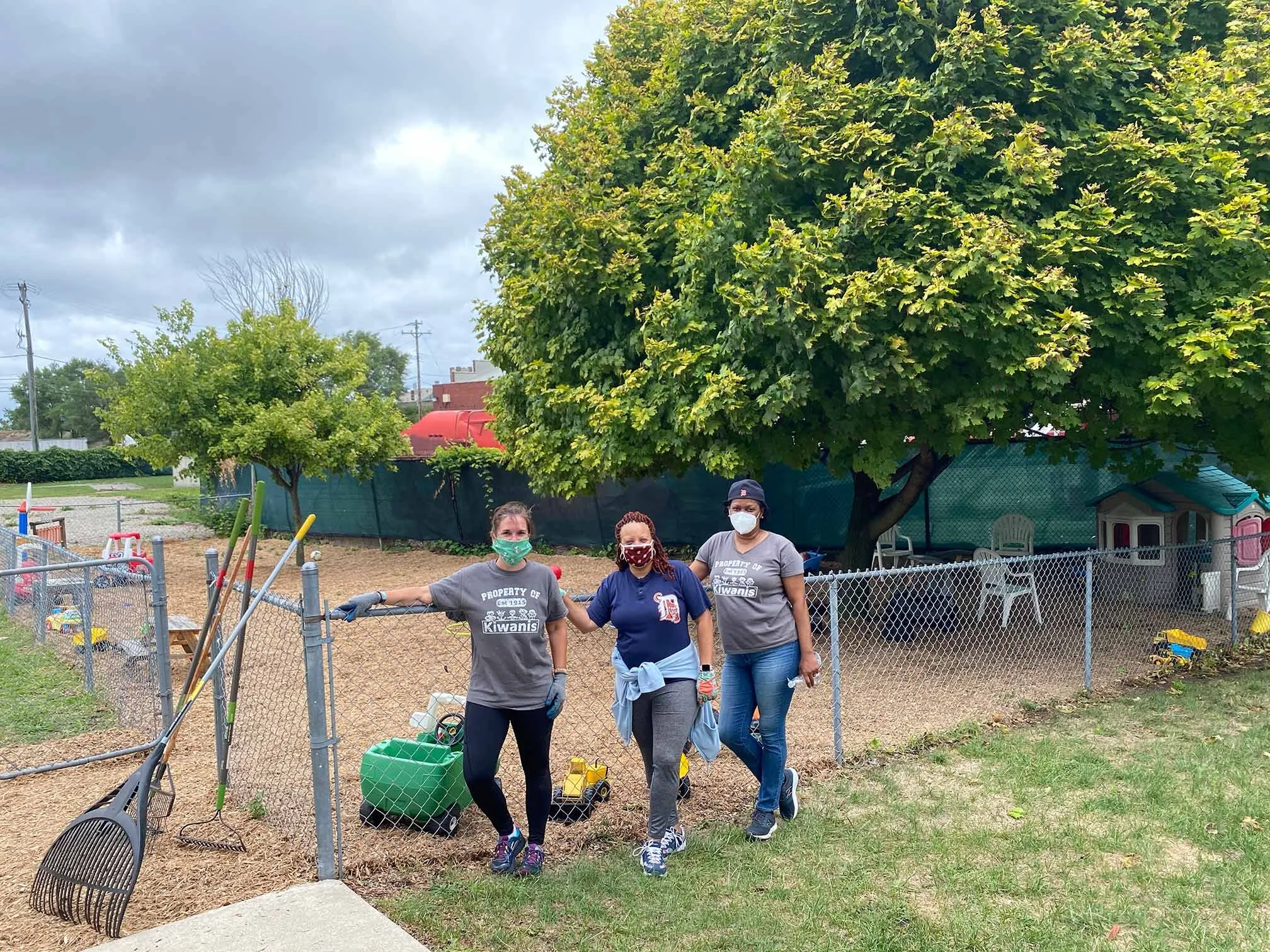 Kiwanis volunteers spruce up natural playground at Pontiac Children's ...