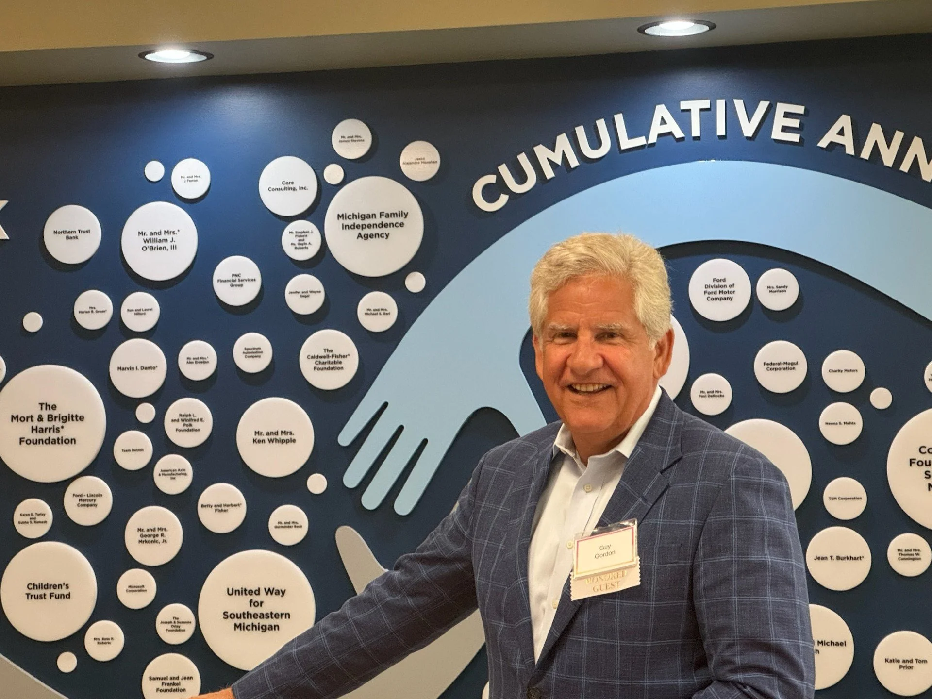 Guy Gordon receives 2024 Chairman's Award — Oakland Family Services