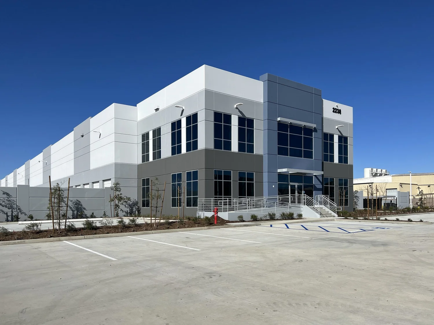 Lilac Avenue Speculative Truck Terminal Building — GAA Architects